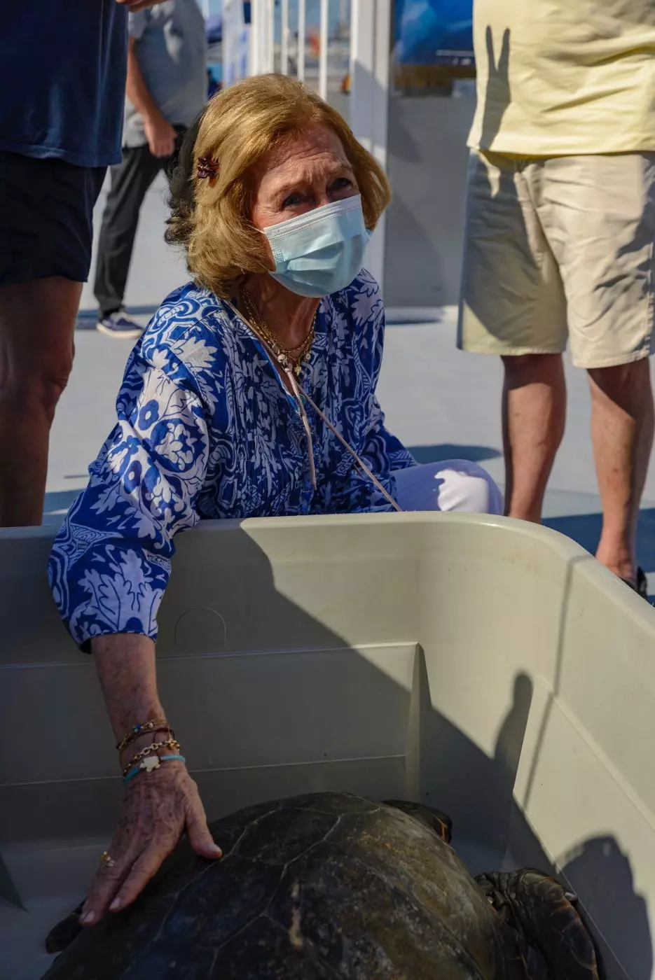 Doña Sofía with the tortoise Hypatia before the release