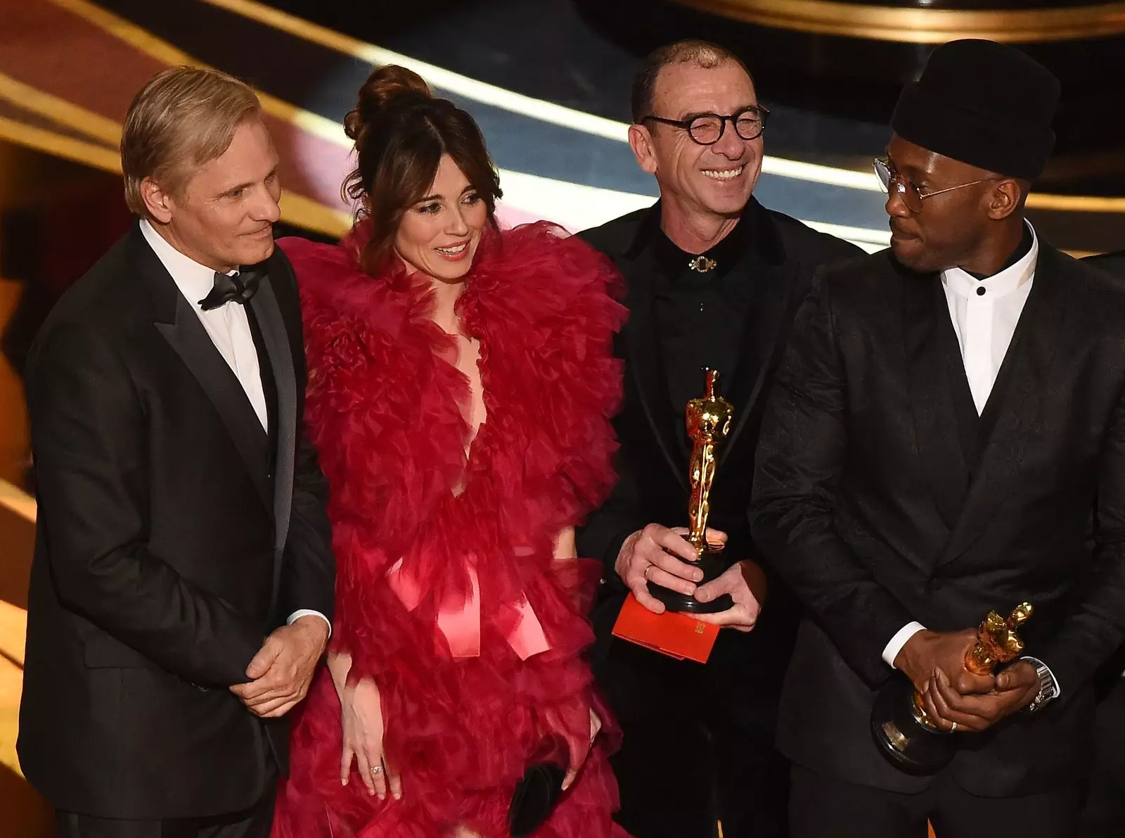 Viggo Mortensen Linda Cardellini thiab Mahershala Ali sau Oscar rau Daim Duab Zoo Tshaj Plaws rau 'Green Book'.