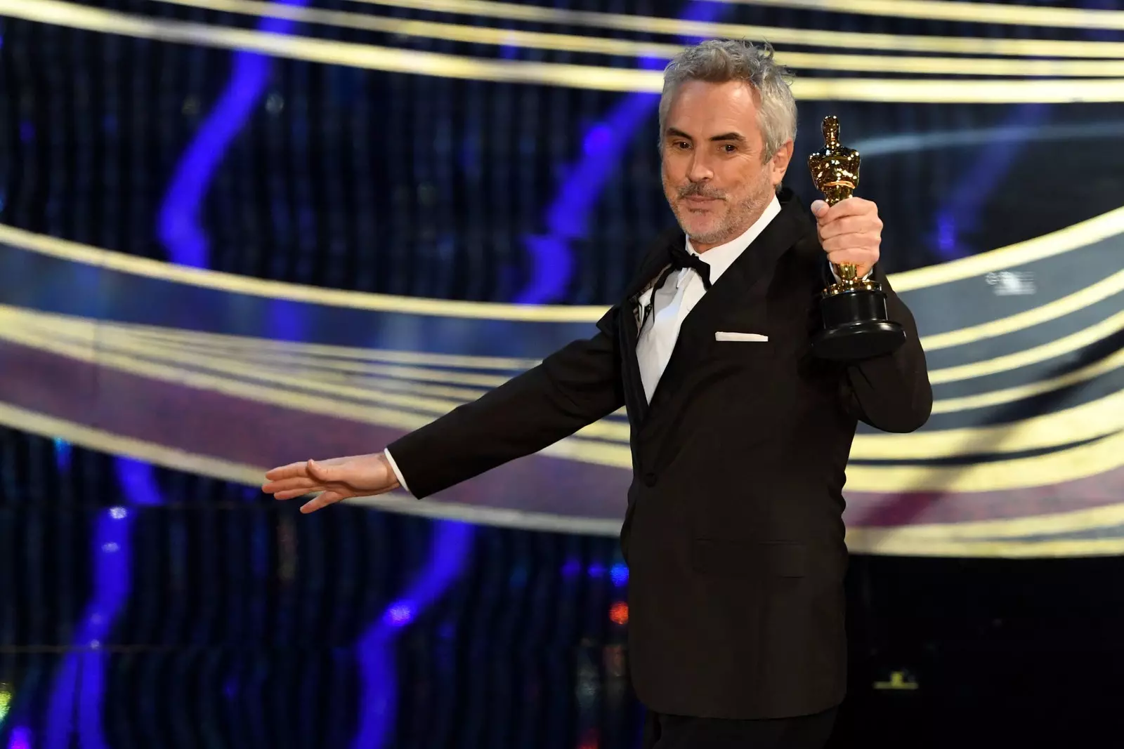 Alfonso Cuarón sau ib qho ntawm peb Oscars nws tau txais rau 'Roma'.