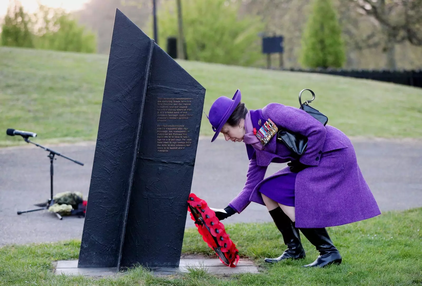 D'Prinzessin Anne hëlt hir Trauer fir den Herzog vun Edinburgh of, hire Mann Timothy Laurence begleet hatt zu engem Hommage un den ...