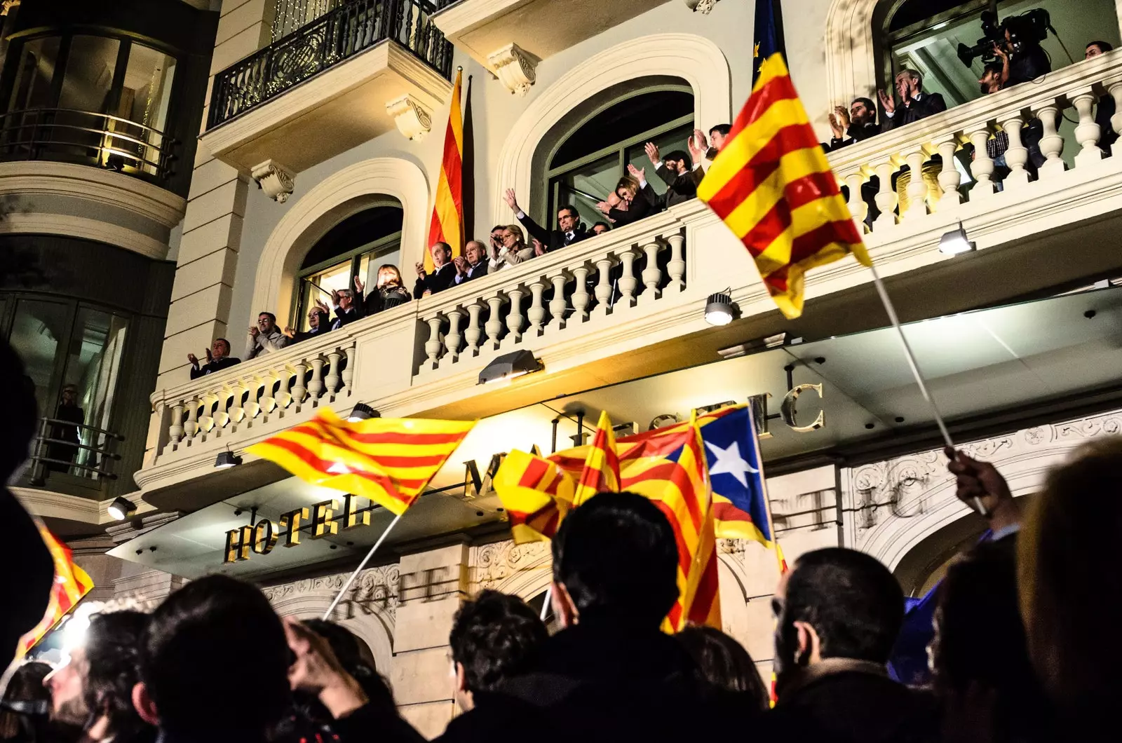 Artur Mas recibe desde unha terraza do Hotel Majestic en 2012.