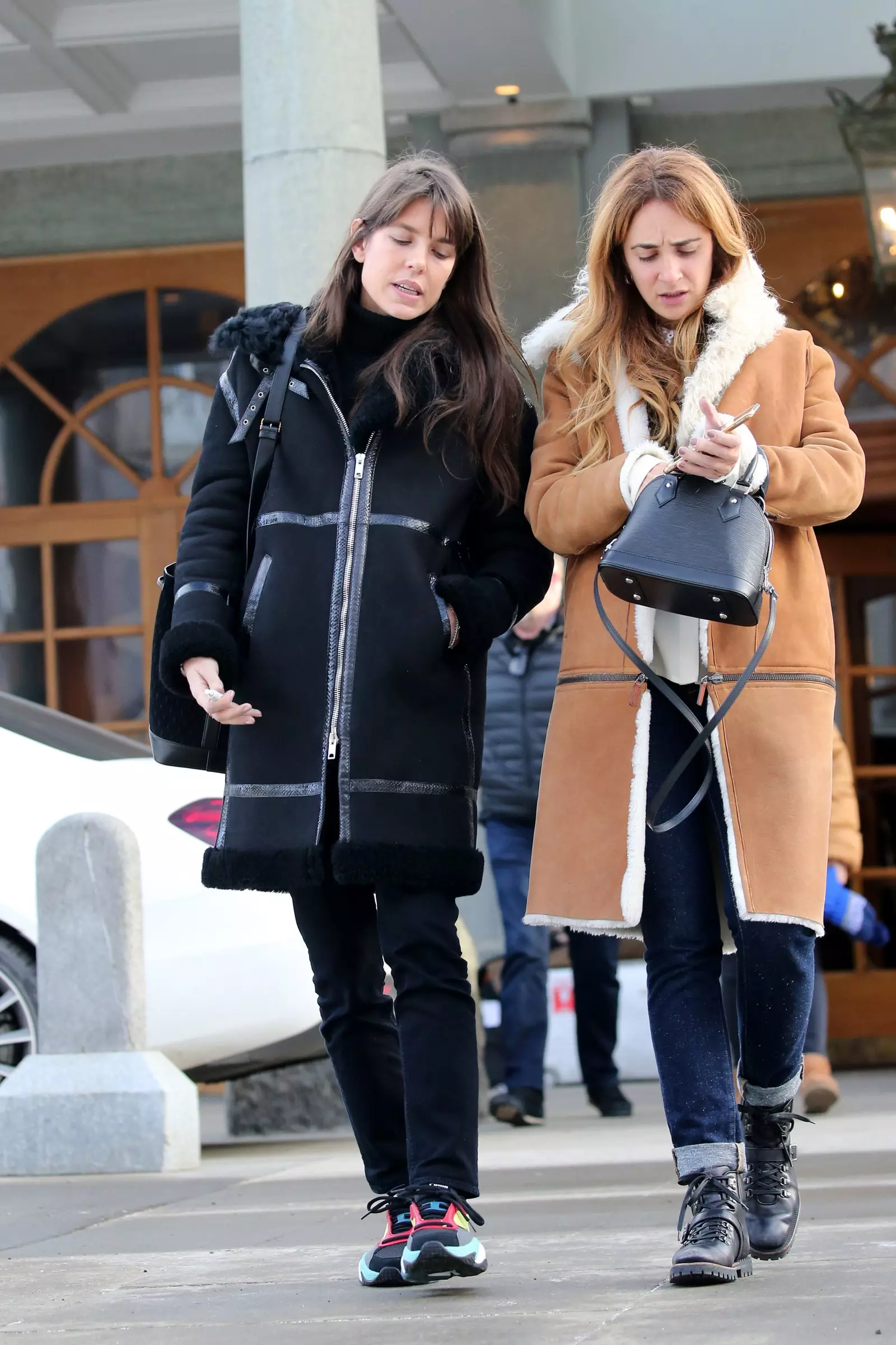 Carlota Casiraghi mit einer Freundin vor der Hochzeit.