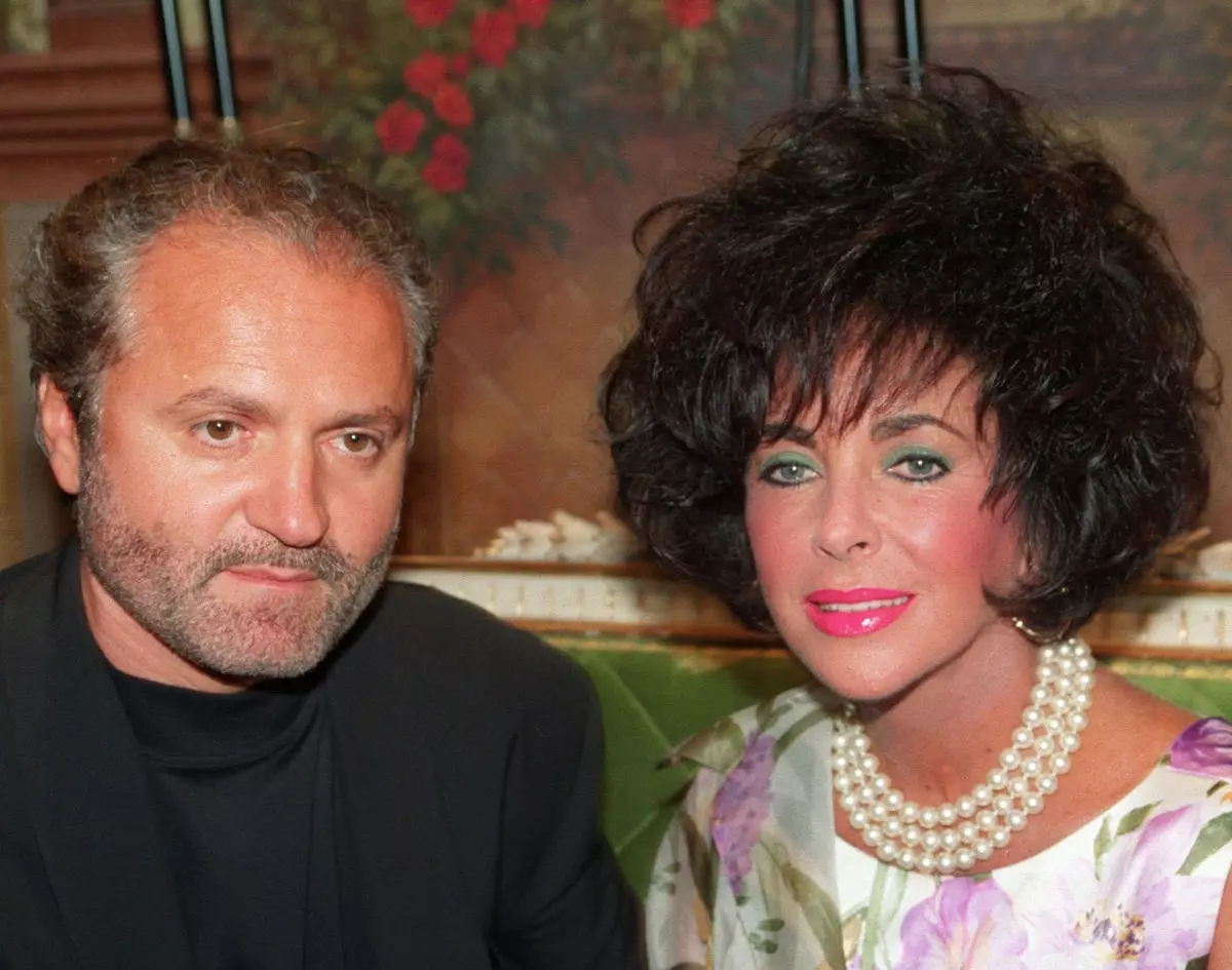 Gianni Versace akiwa na Liz Taylor moja ya makumbusho yake.