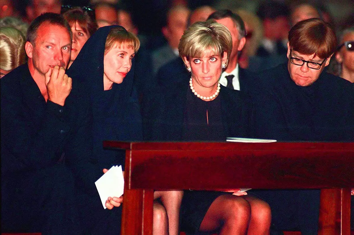 Pike madanm li Trudy Styler Lady Di ak Elton John nan antèman Gianni Versace ki te fèt nan katedral Milan an 1997.