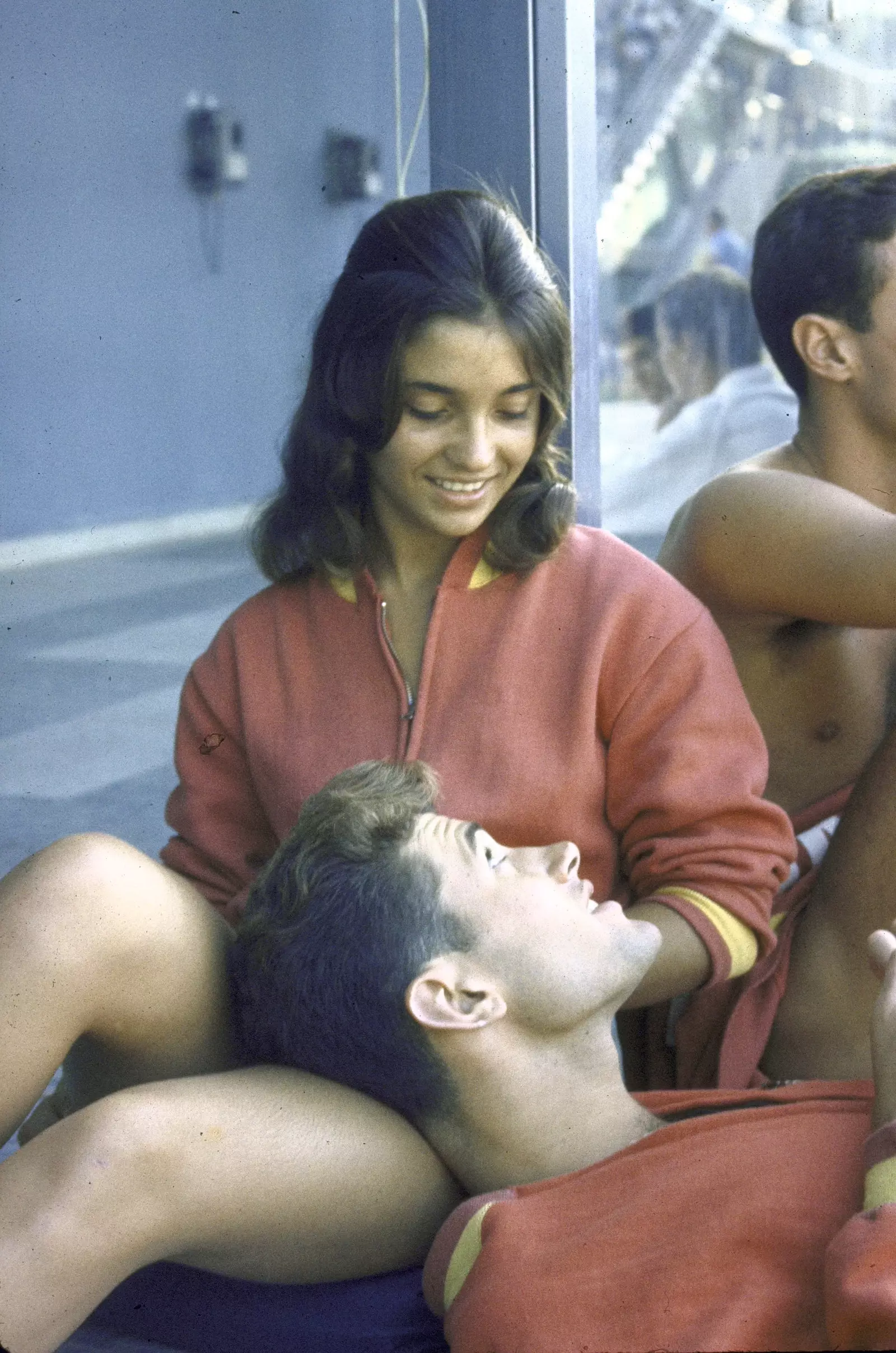 Nedadora espanyola no identificada i el seu xicot es relaxen al costat de la piscina principal de l'estadi olímpic de Roma el 1960.