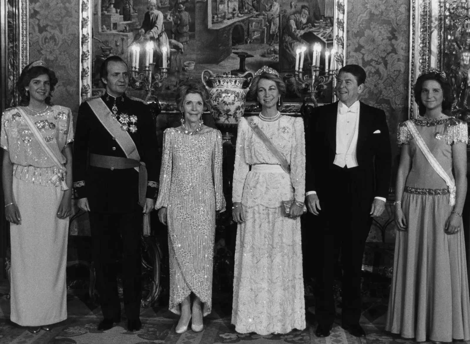 Les infantes Cristina et Elena avec des diadèmes lors du dîner de gala en l'honneur du président et de la première dame des États-Unis 1985