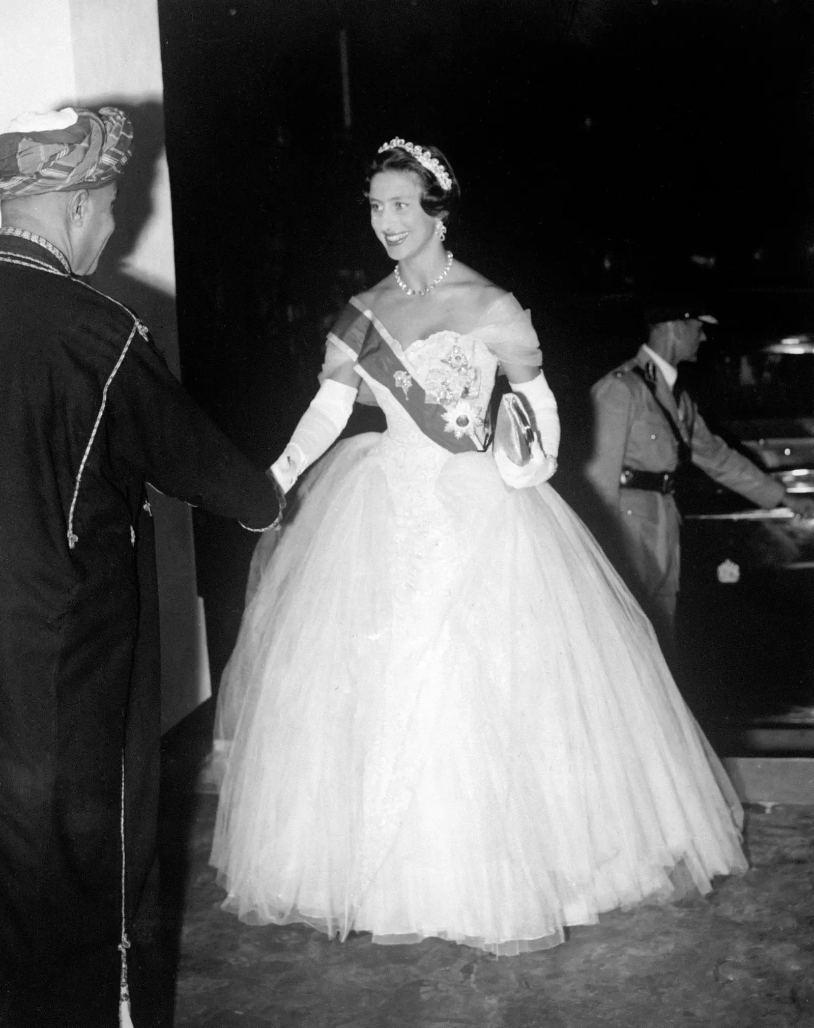 Princess Margaret oo xidhan Cartier Halo Tiara inta lagu guda jiro socdaal rasmi ah oo Afrika ah 1956kii