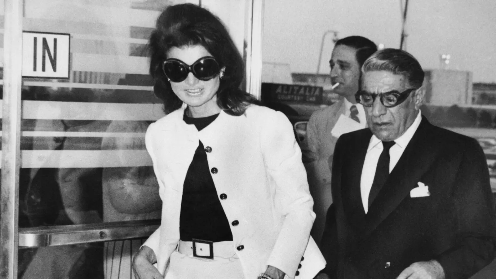 Jackie naAristotle Onassis paKennedy Airport vave kuda kukwira kuAthens.