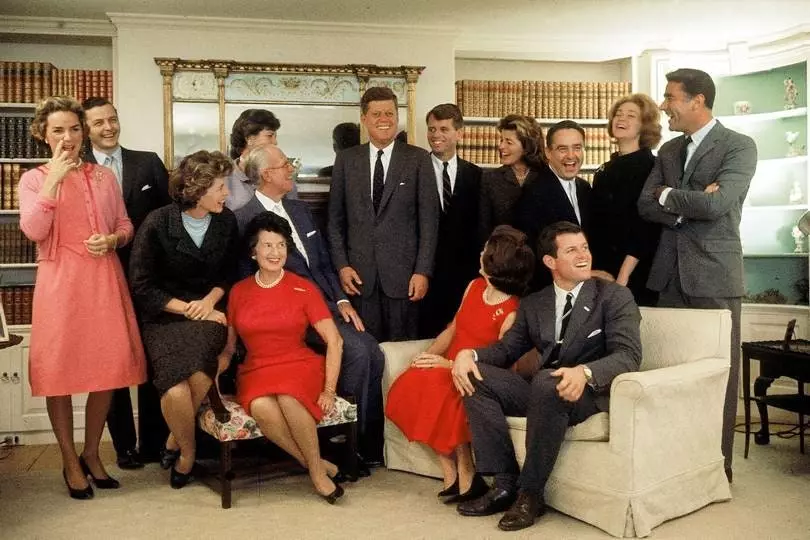 Семејството Кенеди на денот на победата на Џон Кенеди на претседателските избори во 1960. Жан е трет...