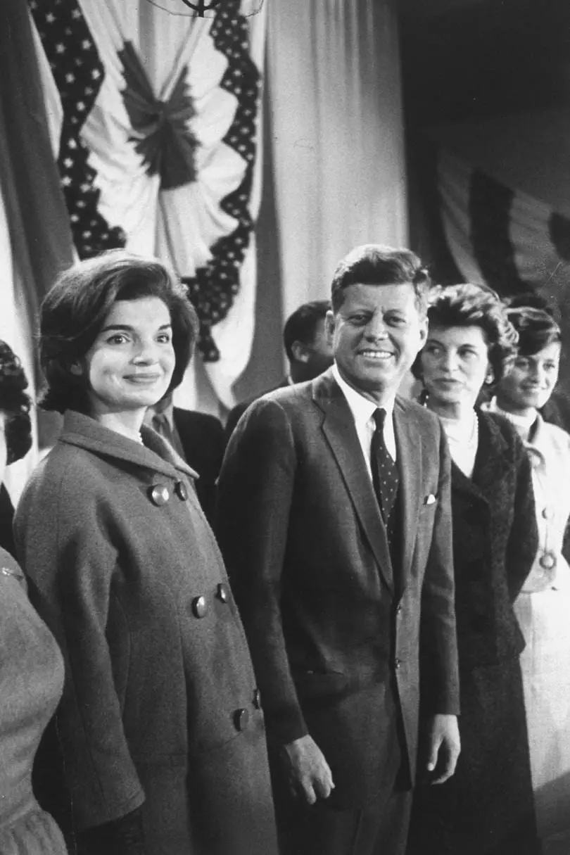 Jackie Kennedy John F. Kennedy e suas irmãs Eunice e Jean durante a campanha presidencial de 1960.