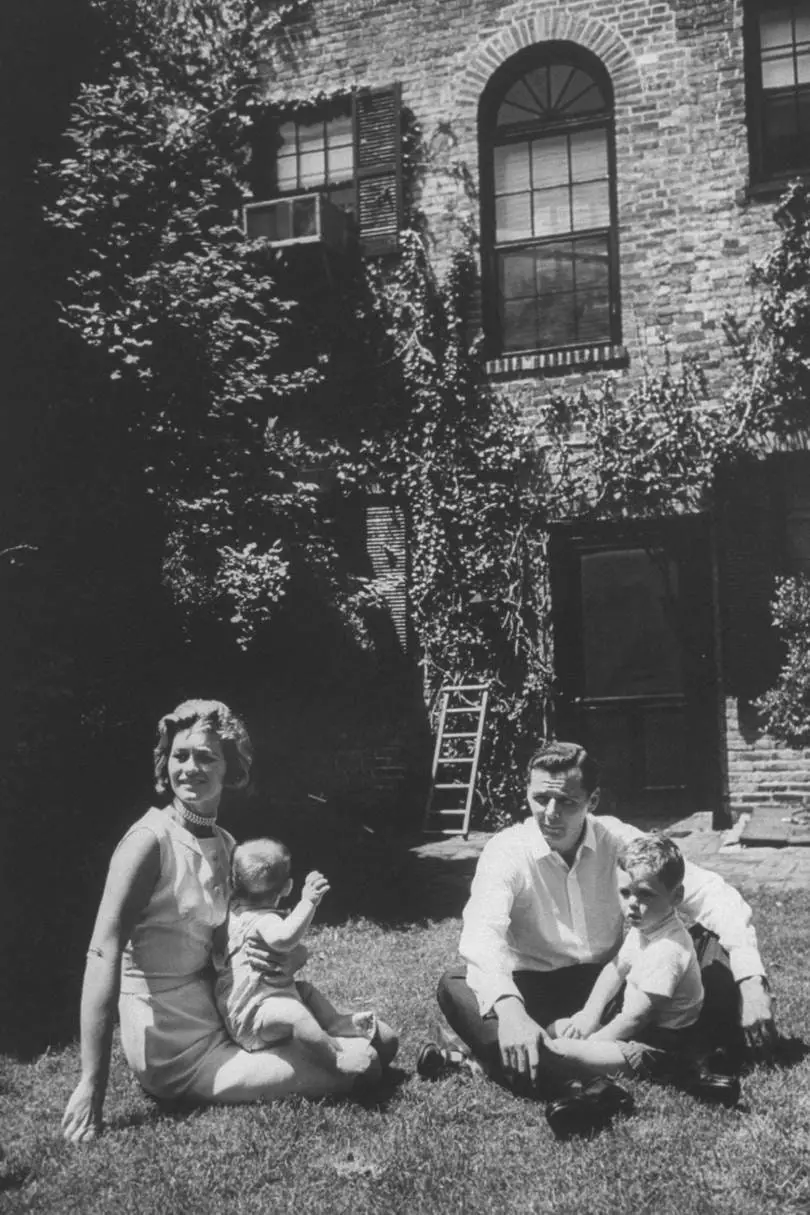 1961 年，让·史密斯·肯尼迪 (Jean Smith Kennedy) 和她的丈夫斯蒂芬 (Stephen) 和他们的儿子威廉 (William) 和小斯蒂芬 (Stephen Jr.)。