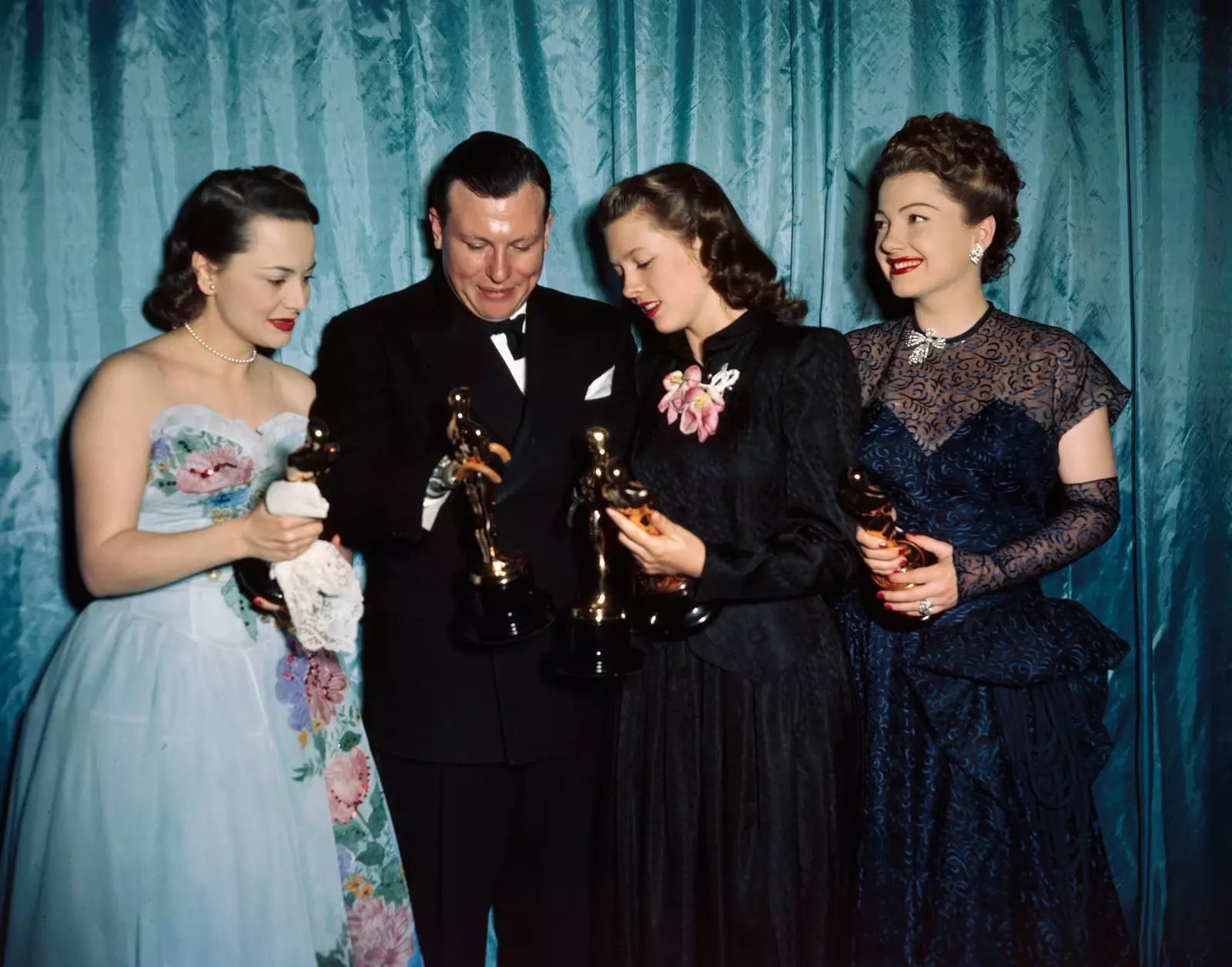 オスカーを2度受賞した女優オリビアデハビランドは、1947年にアンロウのドレスを着て優勝した女優をピックアップしました。