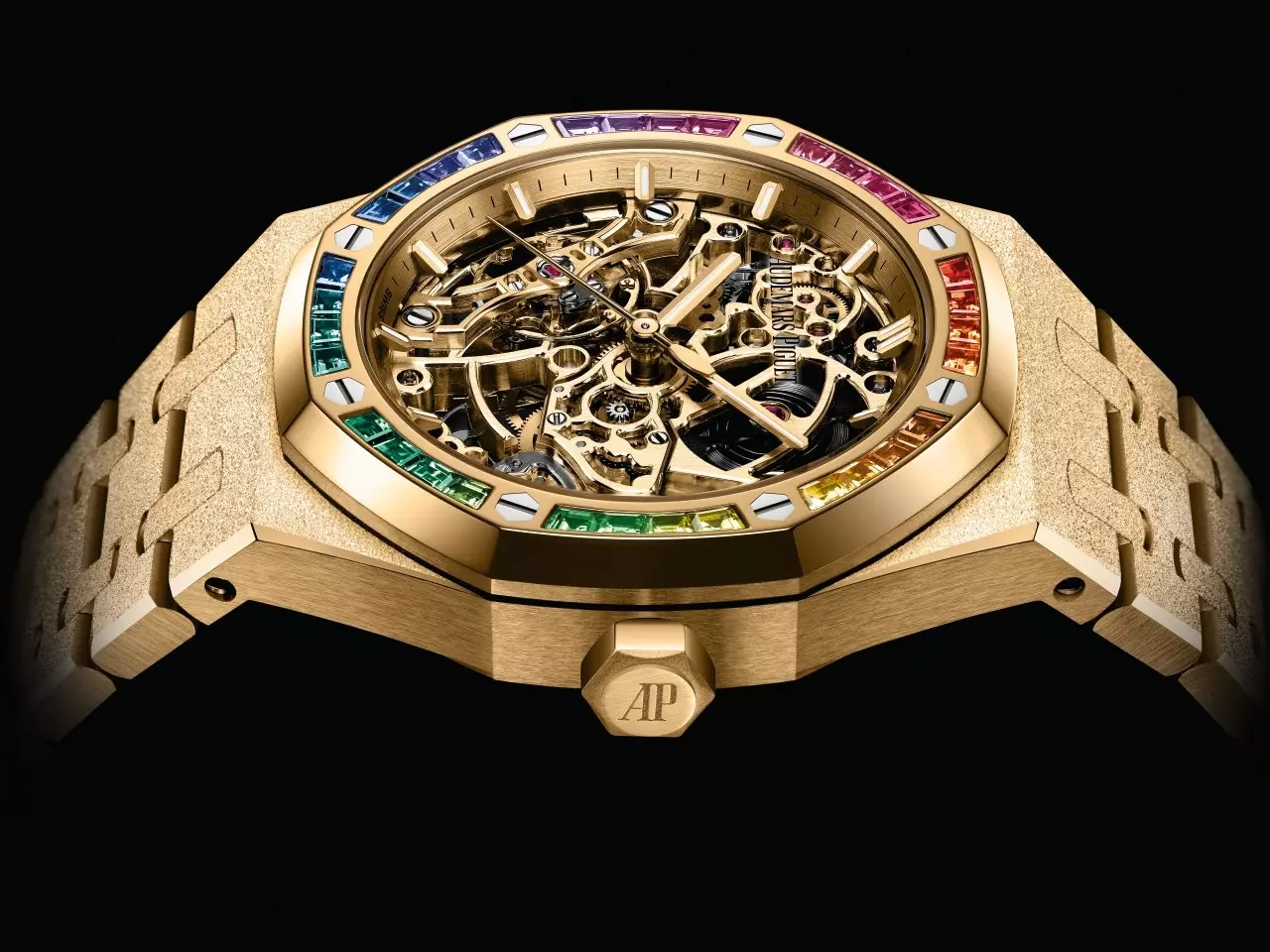 Audemars Piguet Royal Oak tuntun mẹrin ati iyalẹnu obinrin lati ṣe afihan aami iṣọwo ni ọna ilẹ-ilẹ.