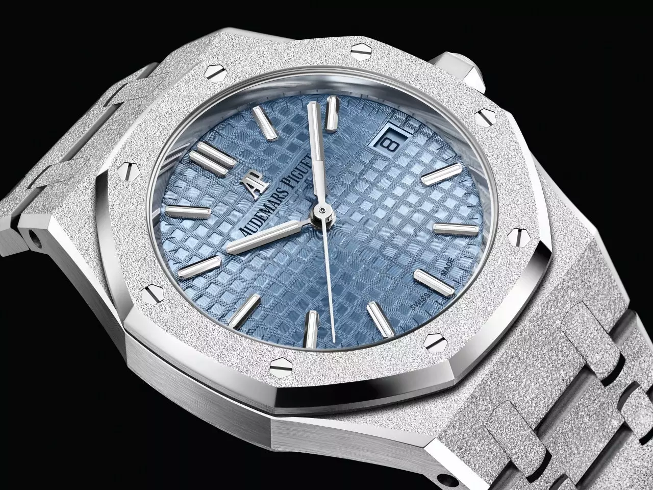 Audemars Piguet Royal Oak tuntun mẹrin ati iyalẹnu obinrin lati ṣe afihan aami iṣọwo ni ọna ilẹ-ilẹ.