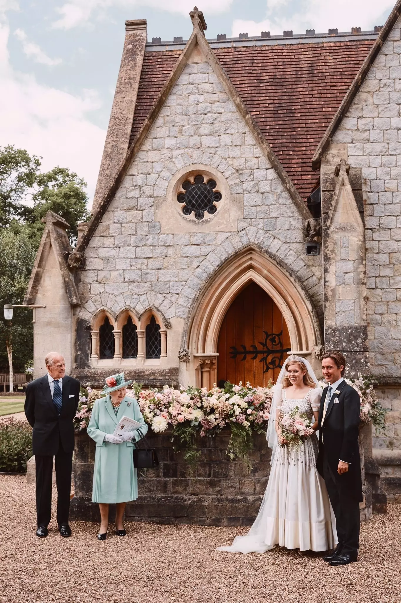 Philippe d'Édimbourg et la reine Elizabeth II posent avec Edoardo Mapelli et Béatrice d'York le jour de leur mariage.