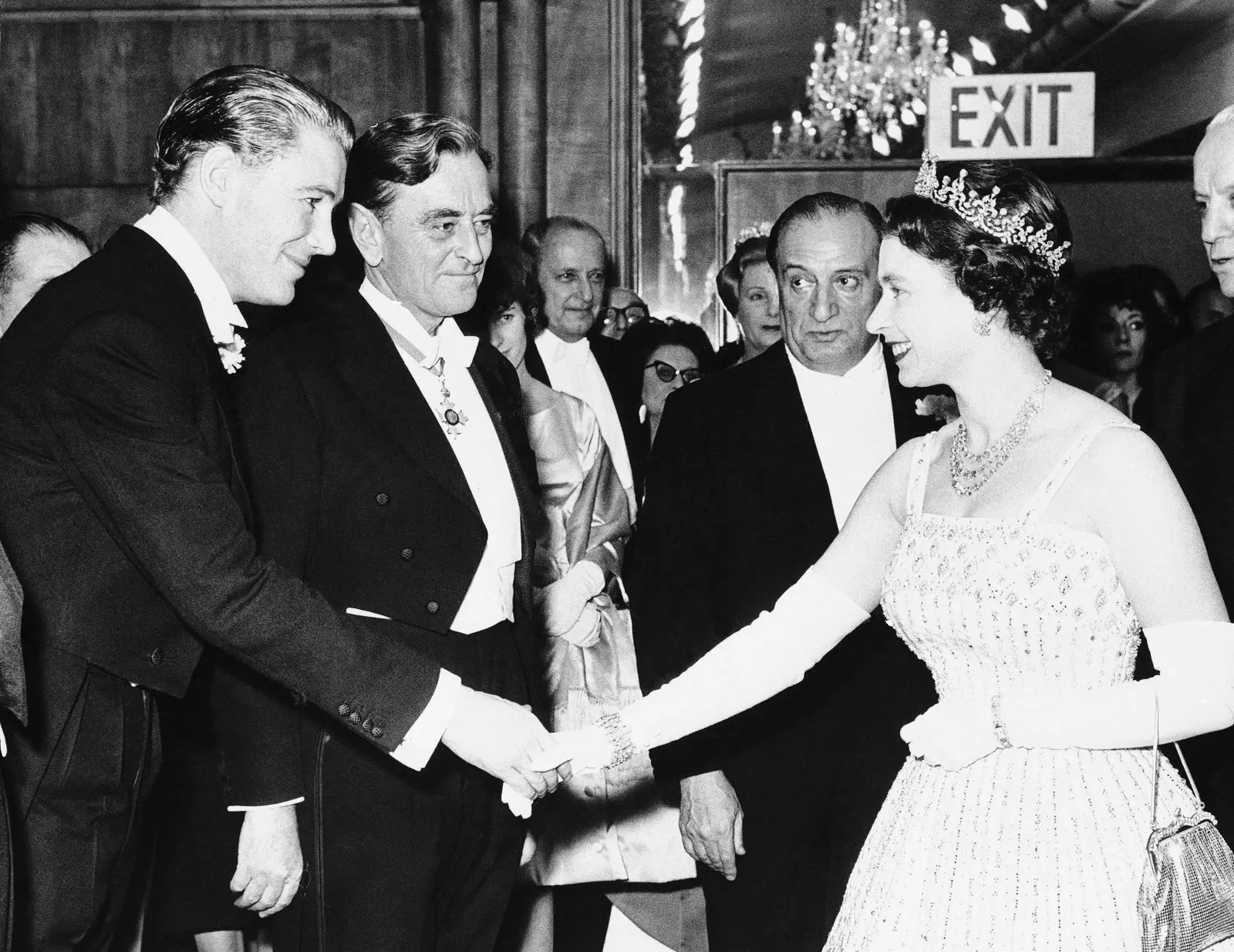 La reine Elizabeth II lors de la première du film "Lawrence d'Arabie" à Londres en 1962.