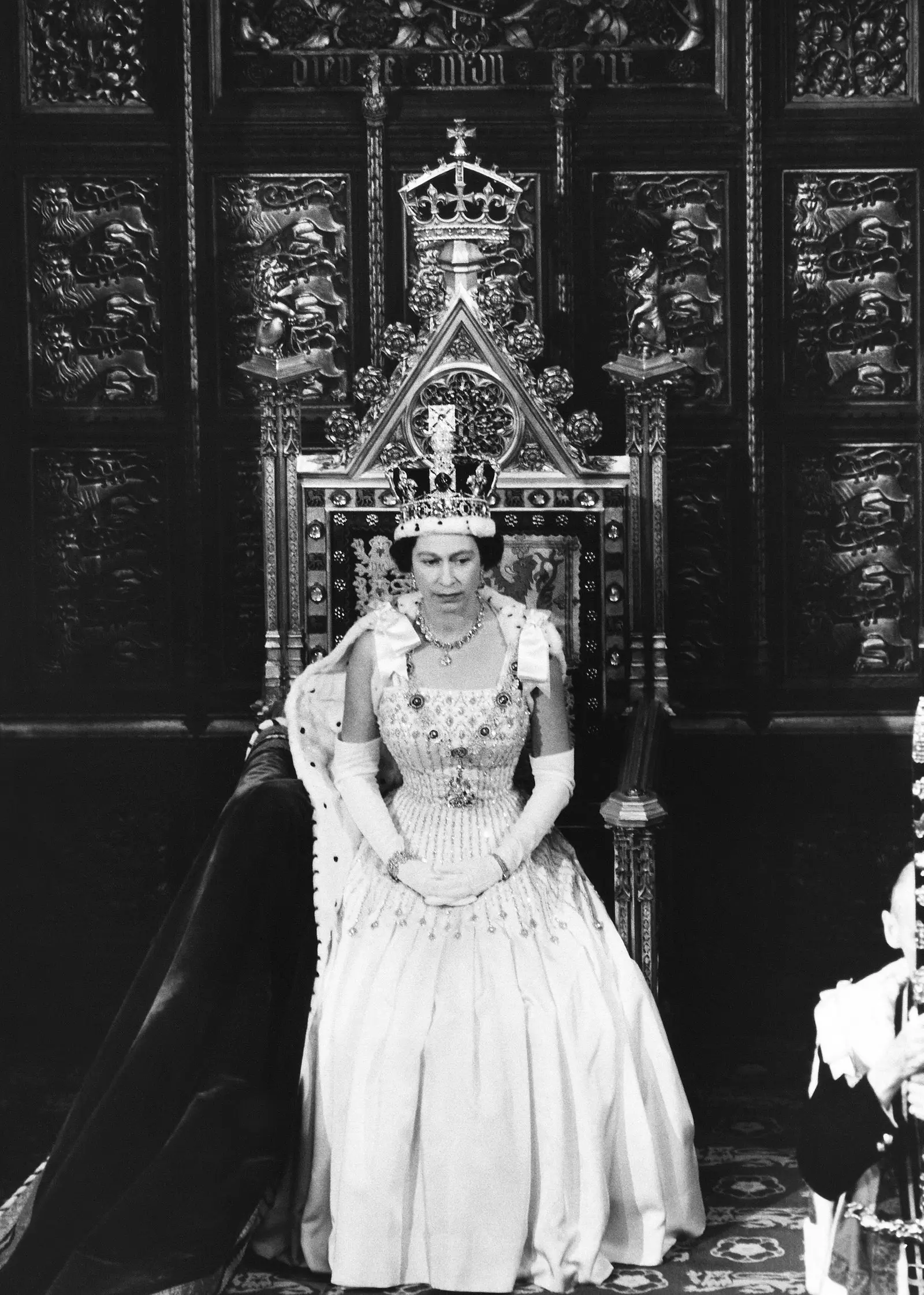 La reine Elizabeth II lors de l'ouverture du Parlement britannique en avril 1966.