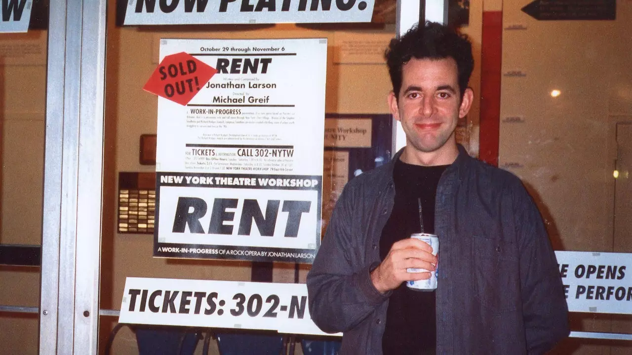 Beatha agus bás tragóideach Jonathan Larson, údar 'Rent' a d'ardaigh feasacht ar SEIF le glúin agus a imríonn anois le Andrew Garfield in 'Tick, Tick... Boom!'