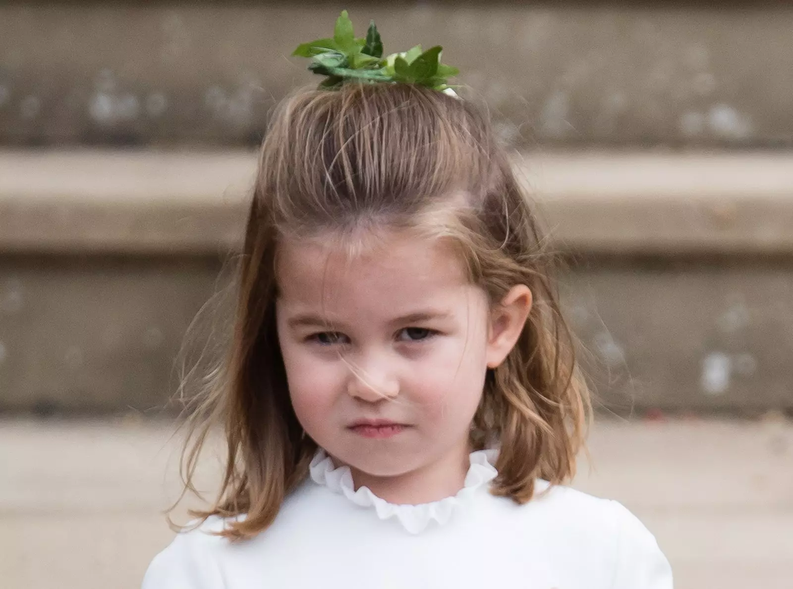 La Princesa Charlotte lluint una mitja cua.