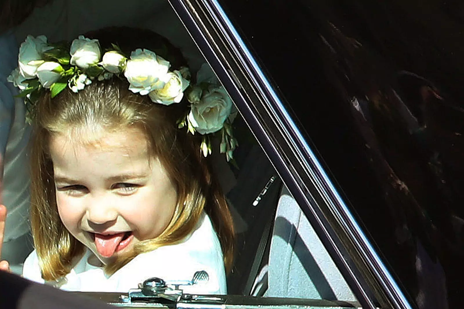 Prinsesse Charlotte med blomsterpannebånd.