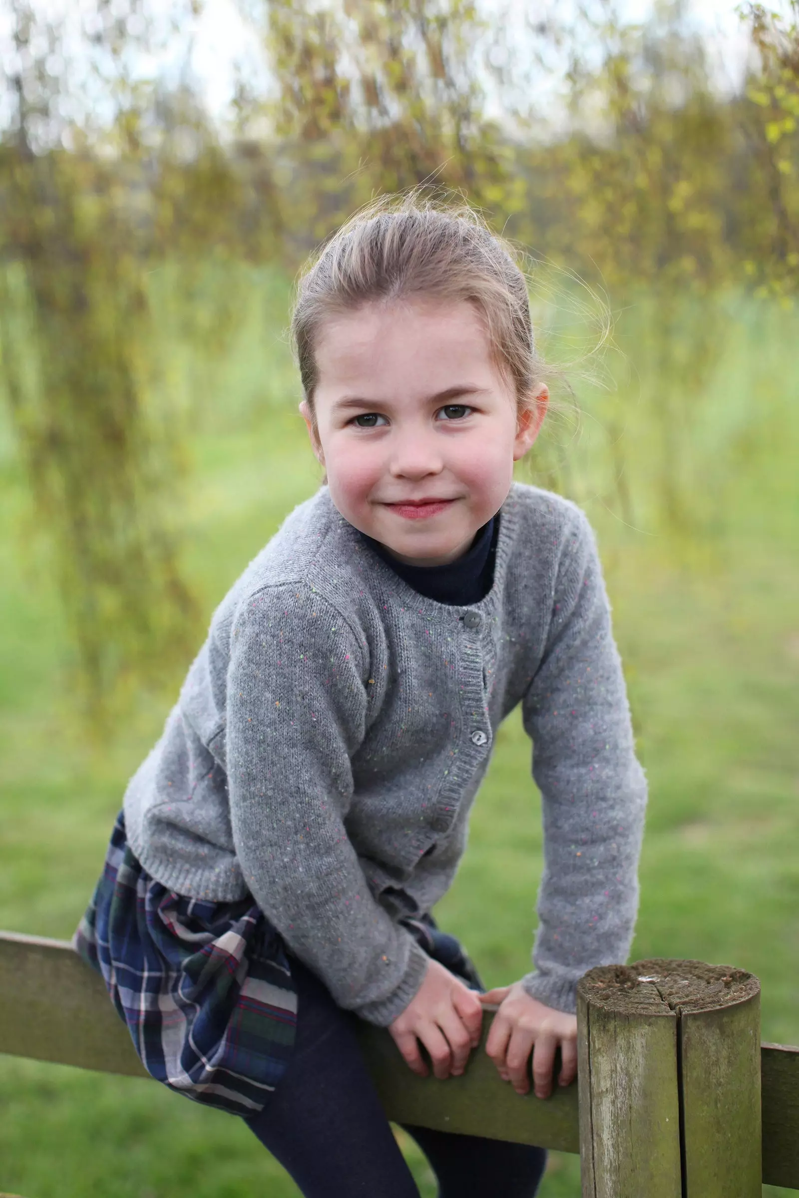 Prince William gen yon ti non adorabl franse pou Charlotte