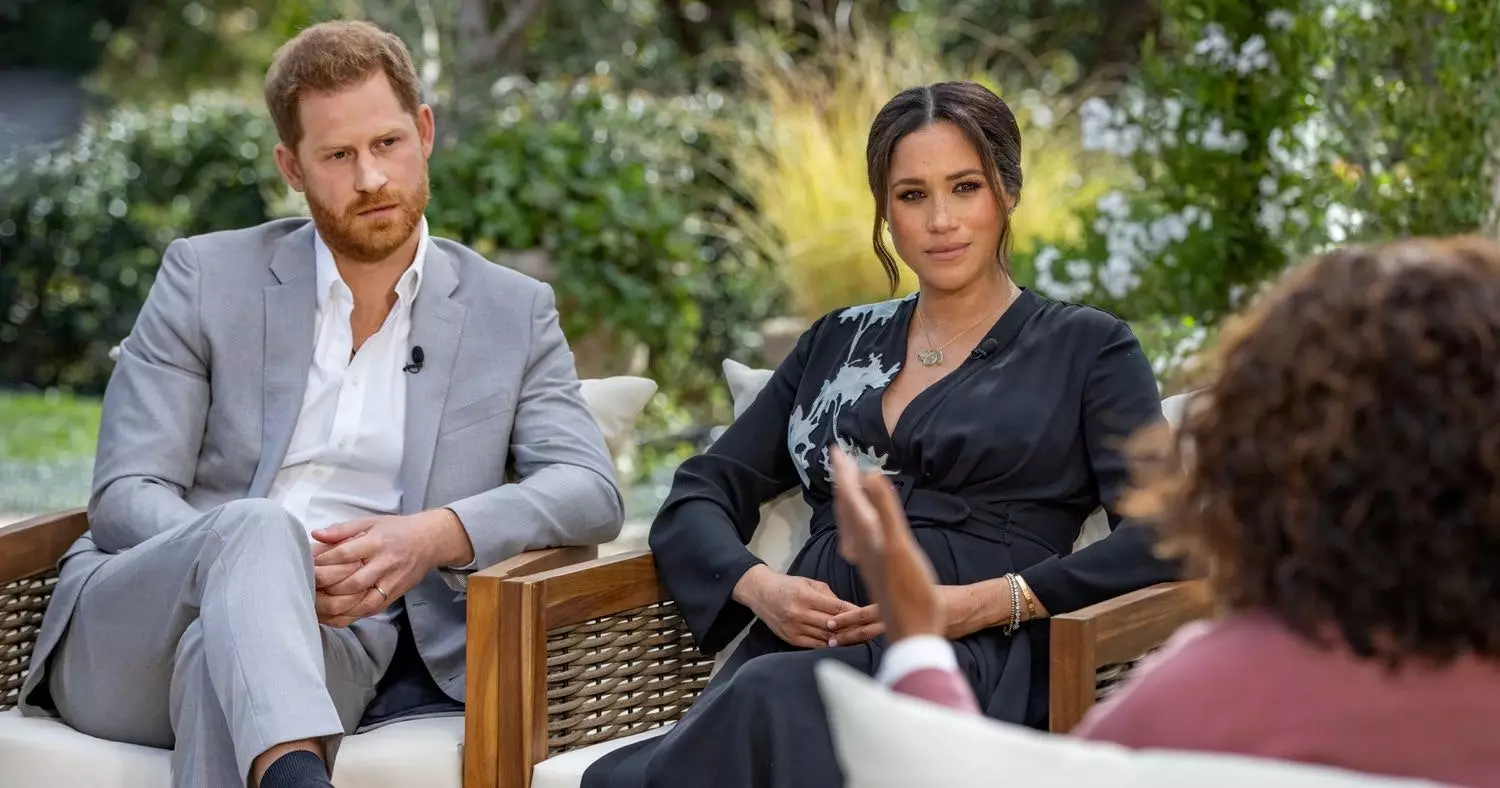 Cad a thaispeánann teanga choirp Meghan agus Harry san agallamh