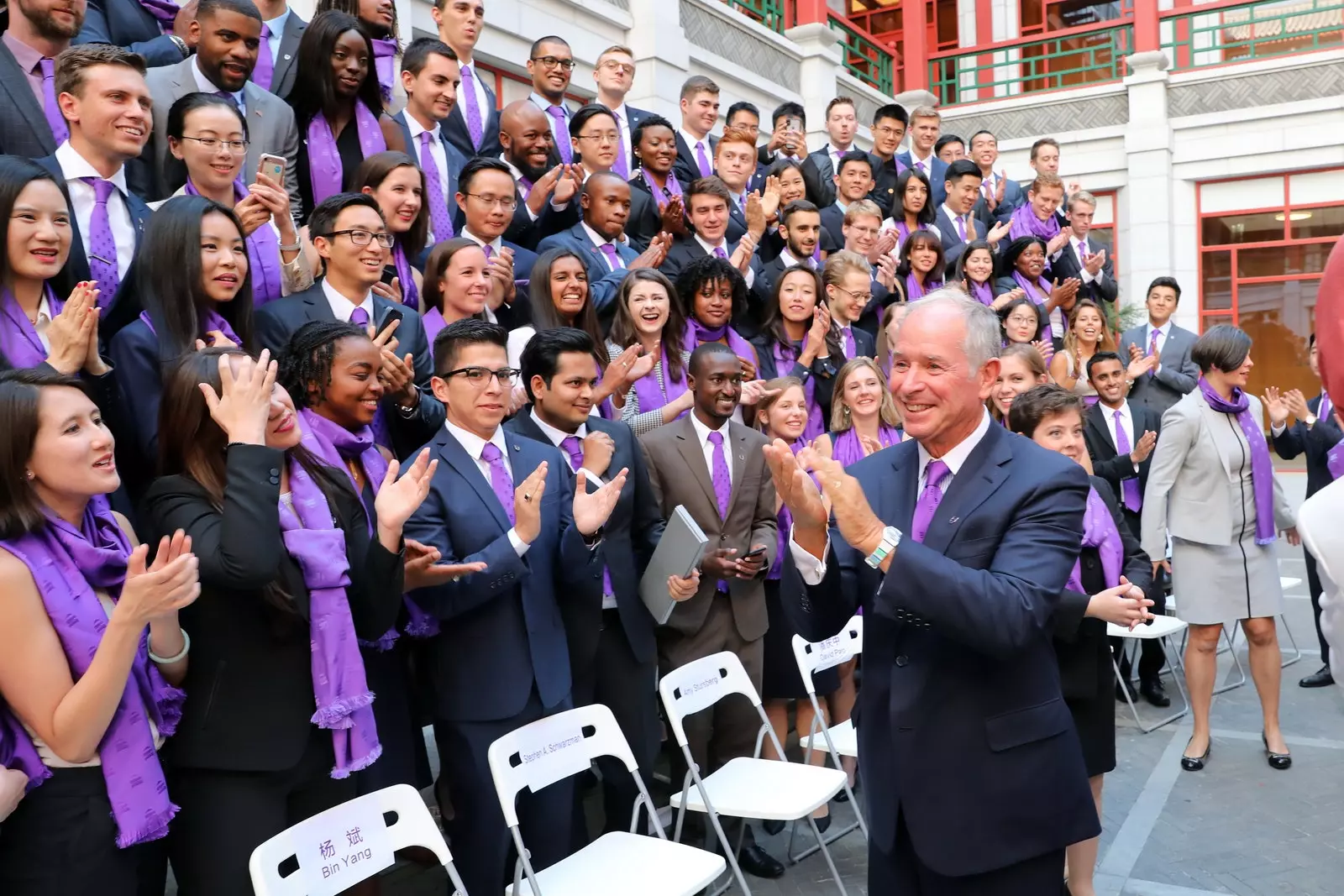 Stephen A. Schwarzman, Schwarzman Scholars öğrencileriyle birlikte.