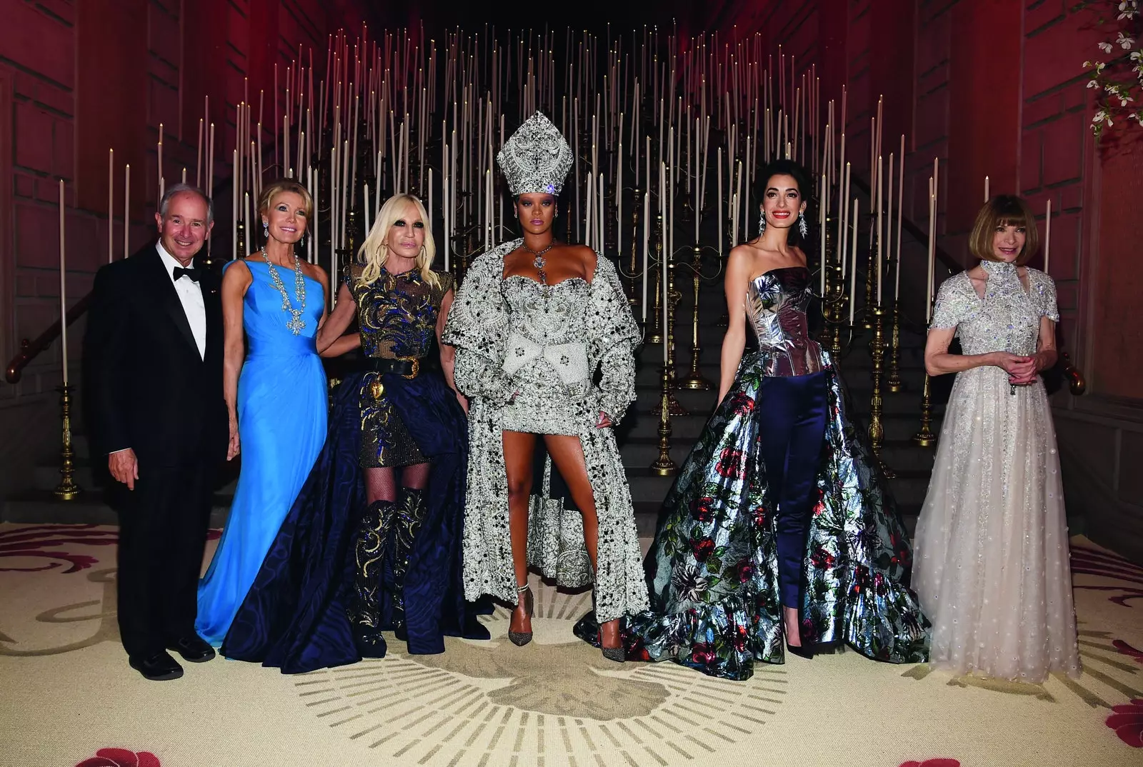 Schwarzman na Met Gala 2018 ya na Christine Hearst, nwunye ya, Donatella Versace, Rihanna, Amal Clooney, na Anna Wintour.