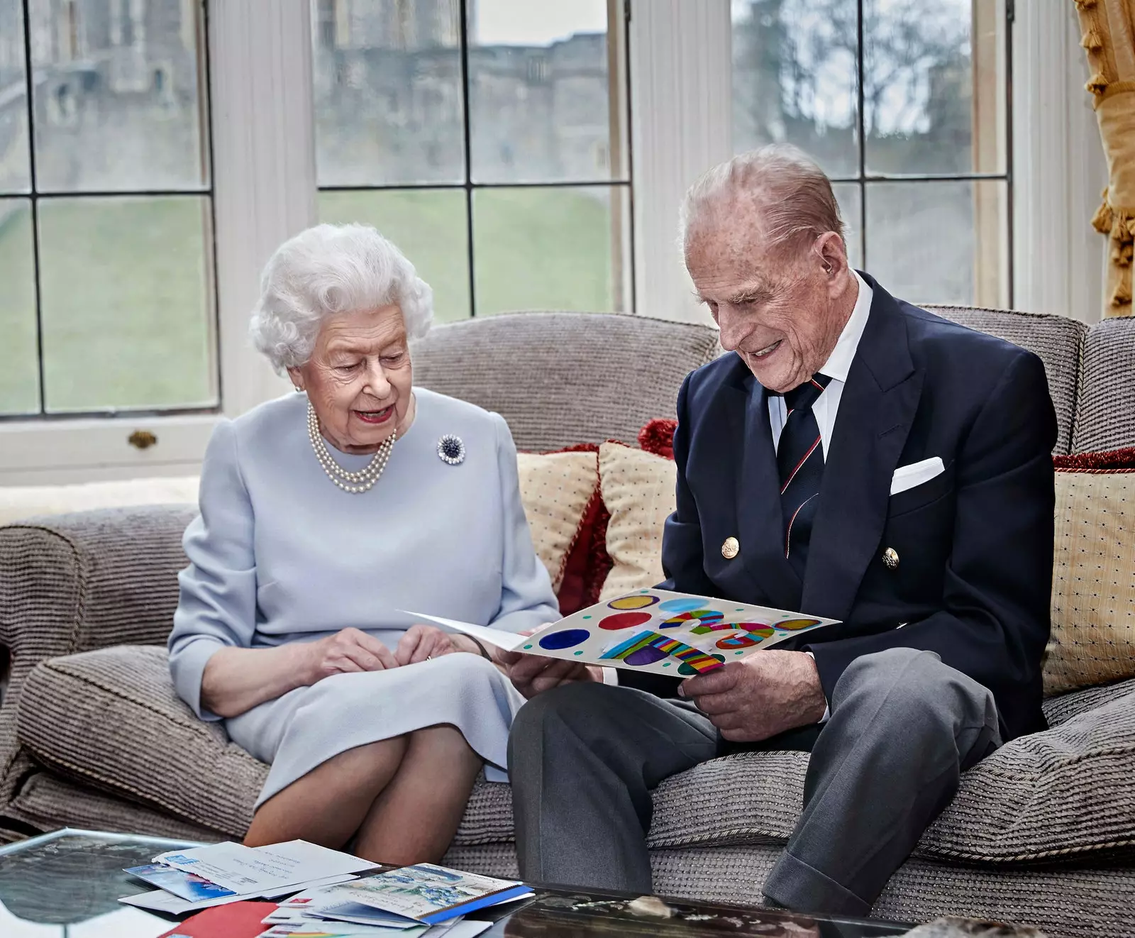 Mofumahali Elizabeth II le 'Musisi oa Edinburgh ba keteka selemo sa bona sa bo73 ba lechato.