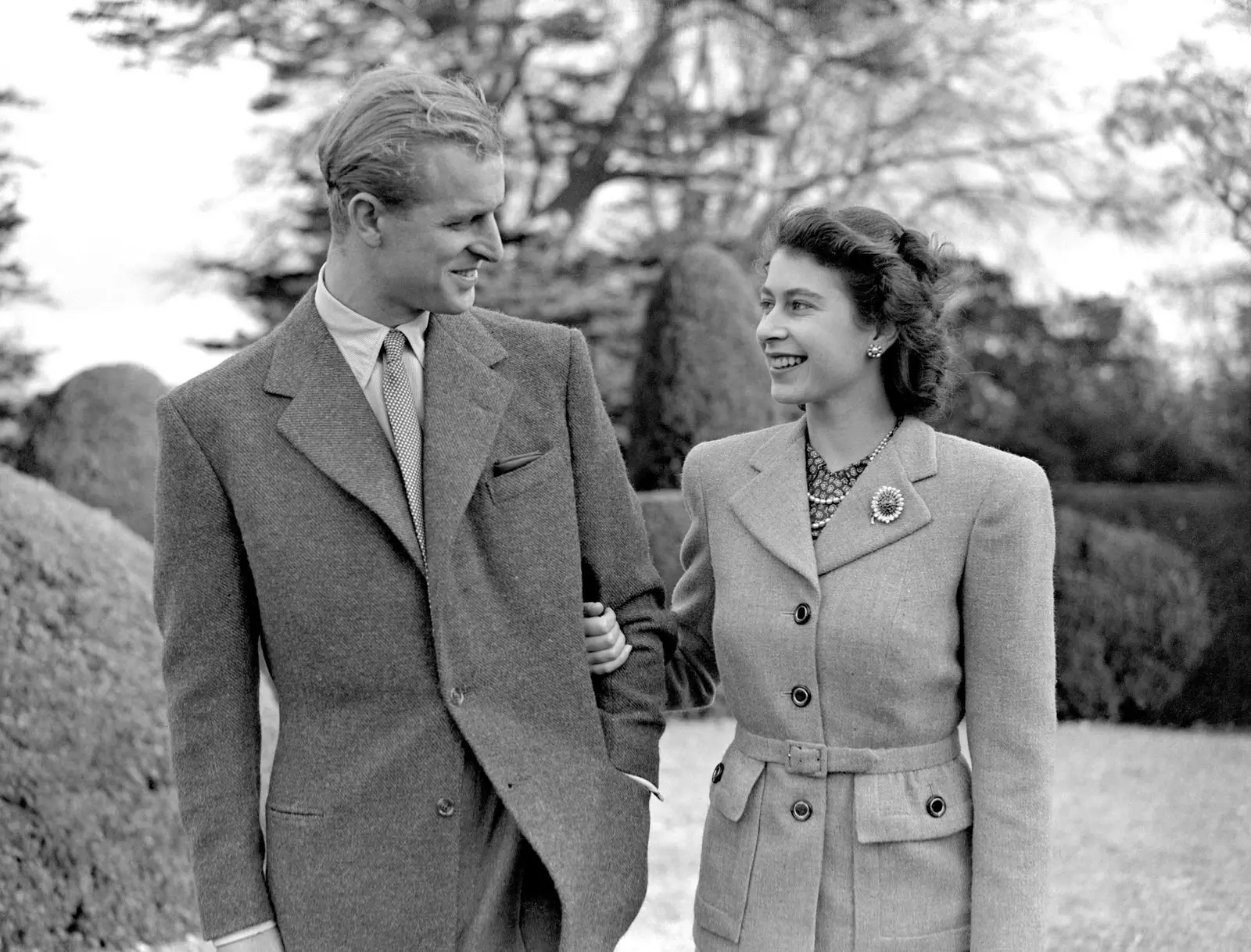 Duke of Edinburgh dan Elizabeth II dalam penampilan umum bersama pertama mereka pada 23 November 1947.