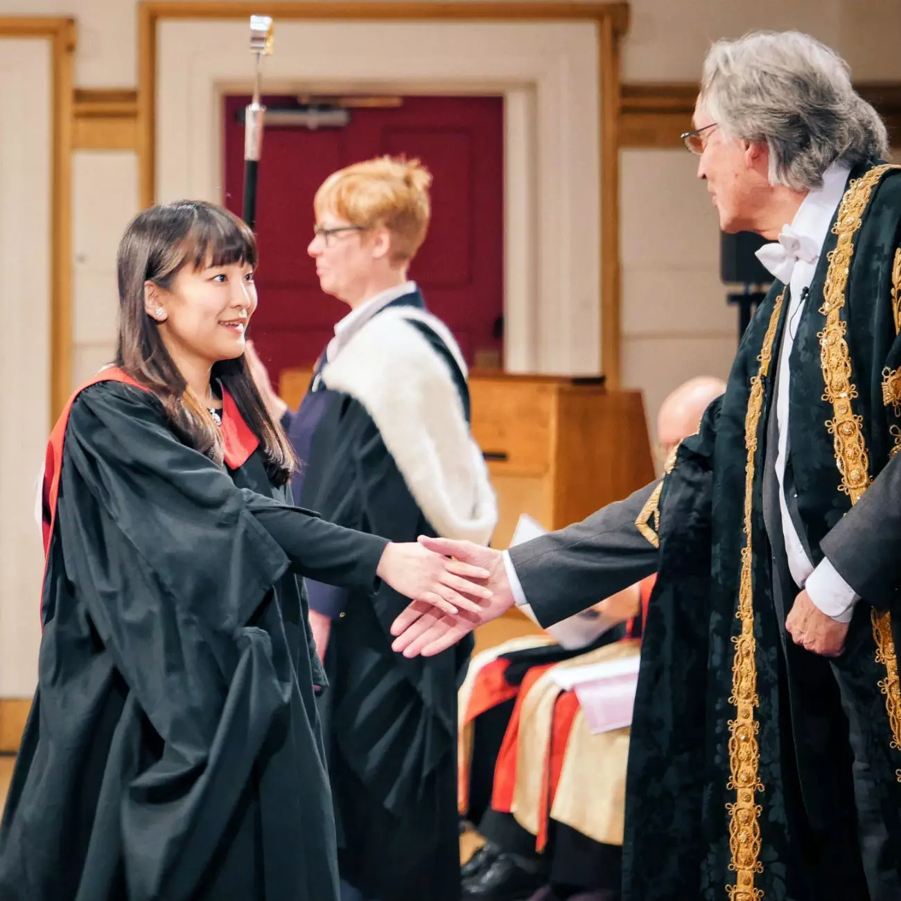 D'Prinzessin Mako bei hirem Ofschloss vun der University of Leicester.