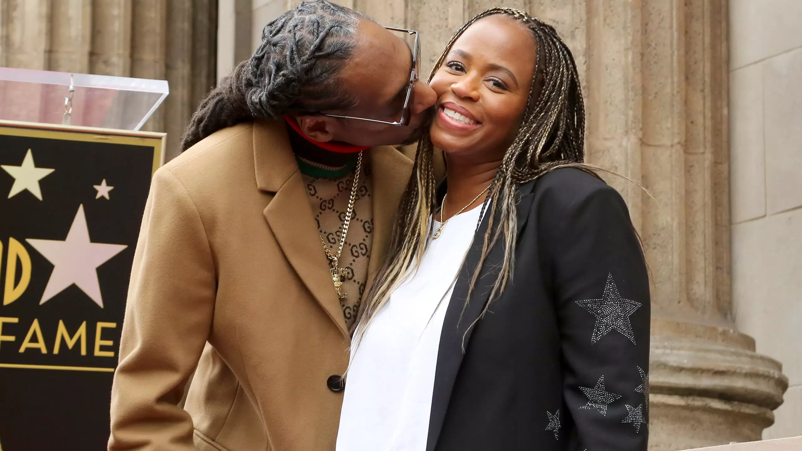 Snoop Dogg megcsókolja feleségét, Shante Broadust.