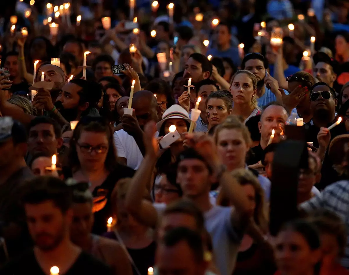 Bürger von Orlando bei einer Mahnwache zu Ehren der Opfer des Massakers von Orlando.