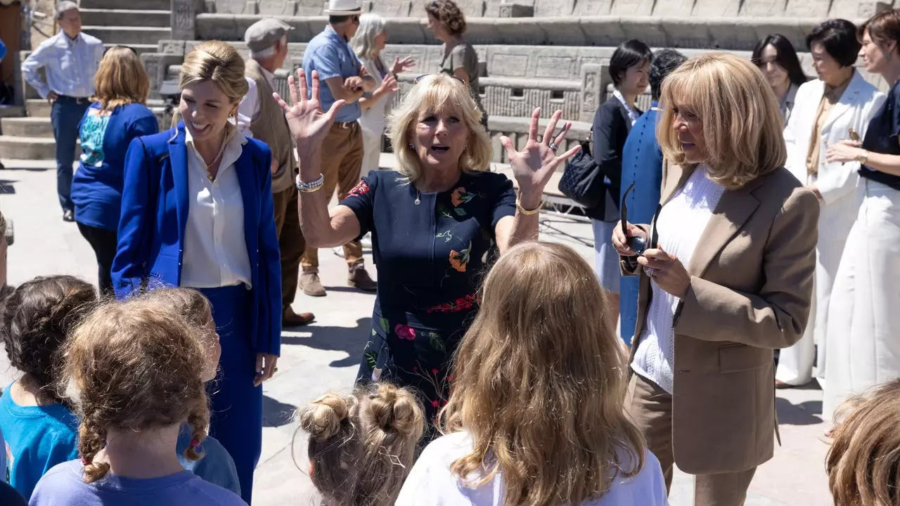 Jill Biden, Brigitte Macron, Carrie Symonds... openluchttheater op een filmklif