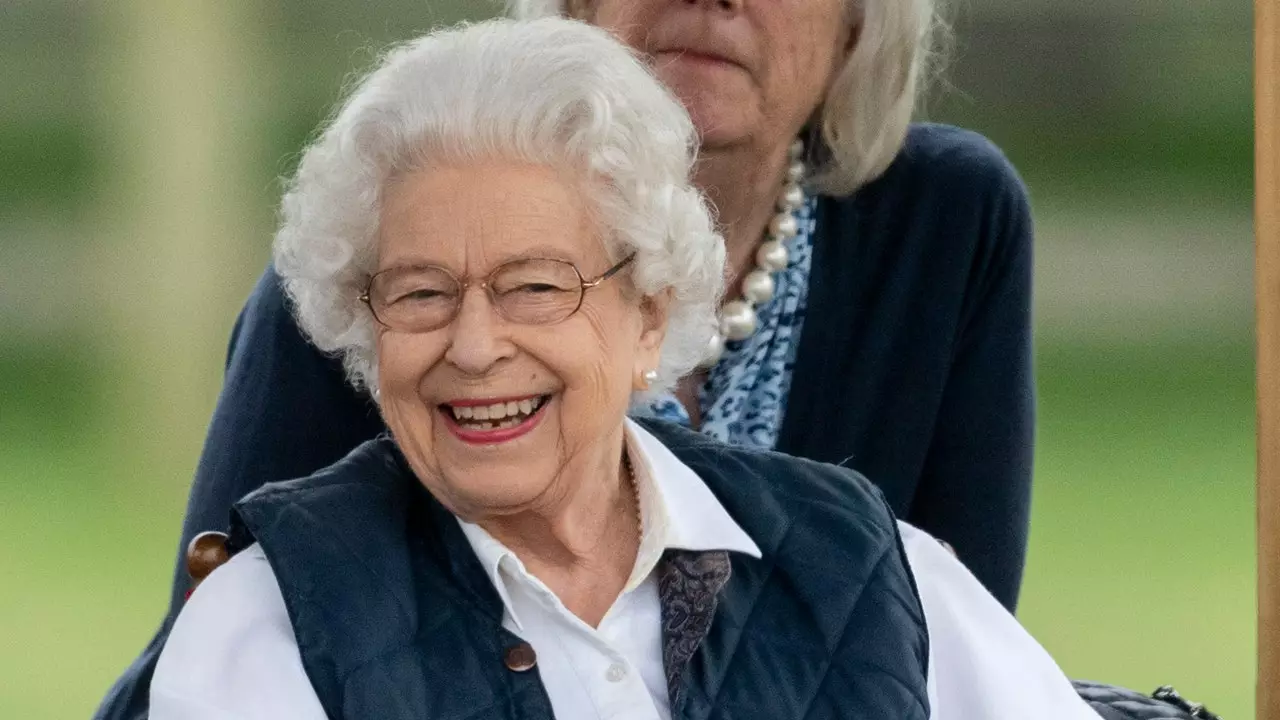 Mabel Anderson, Elizabeth II bendražygė, su kuria ji dalijasi pasitikėjimu prieš televizorių