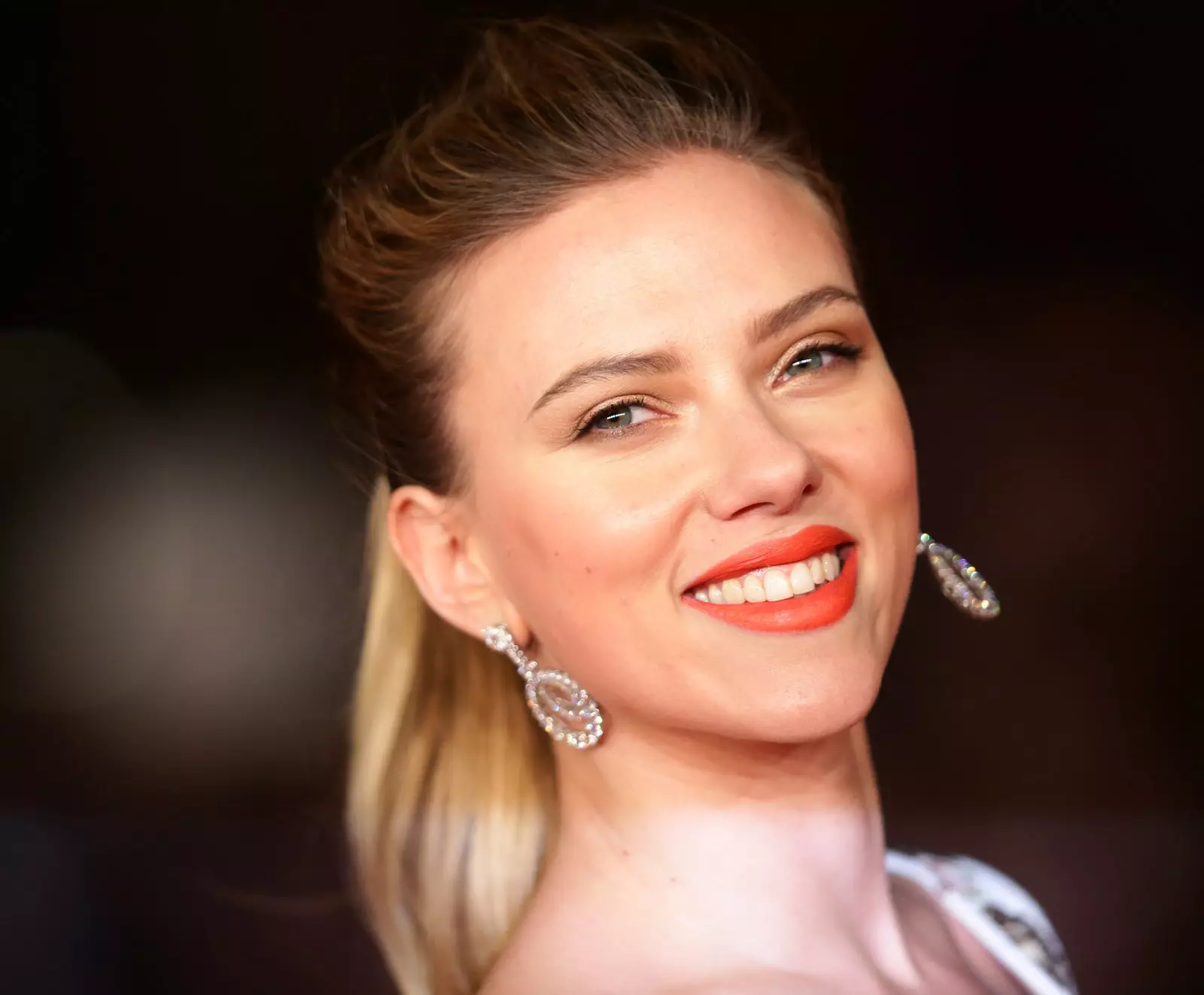 Scarlett Johansson ag cáineadh an paparazzi ag cuimhneamh ar Diana na Breataine Bige