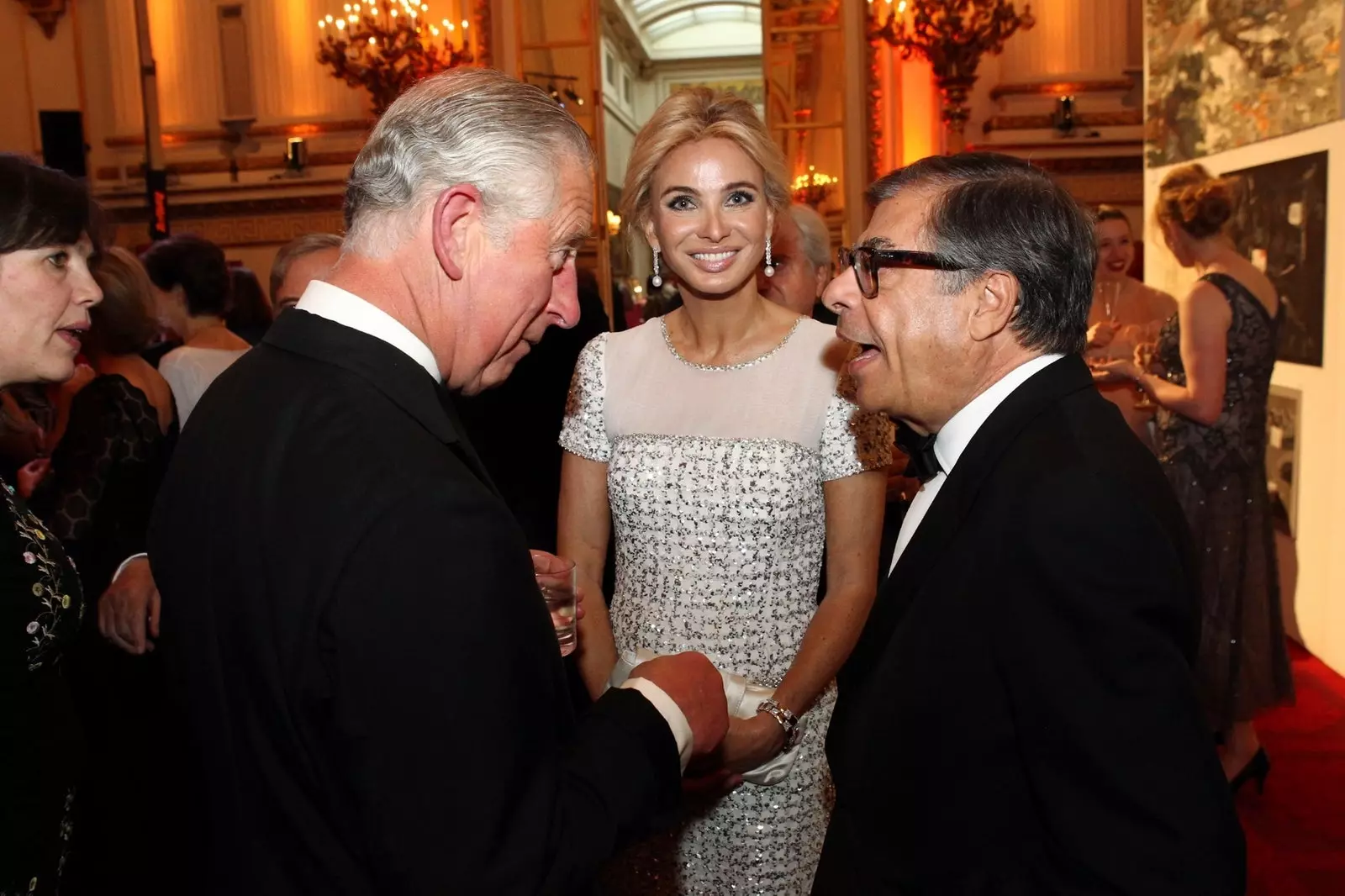 Corinna zu SaynWittgenstein co príncipe Carlos e o xornalista Bob Colacello no Palacio de Buckingham en 2014.