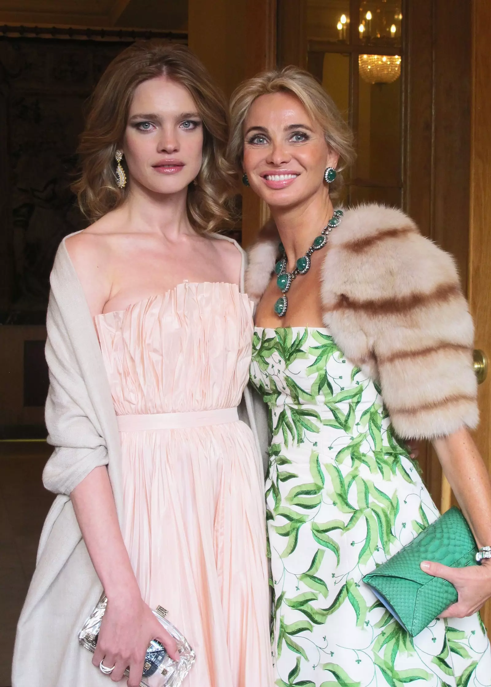 Corinna coa súa amiga Natalia Vodianona e o seu impresionante vestido esmeralda.