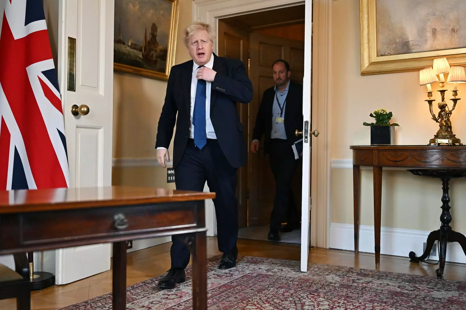 Boris Johnson prima di parlare dell'attacco russo all'Ucraina.