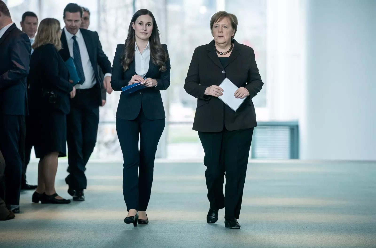 Sanna Marin gydag Angela Merkel.