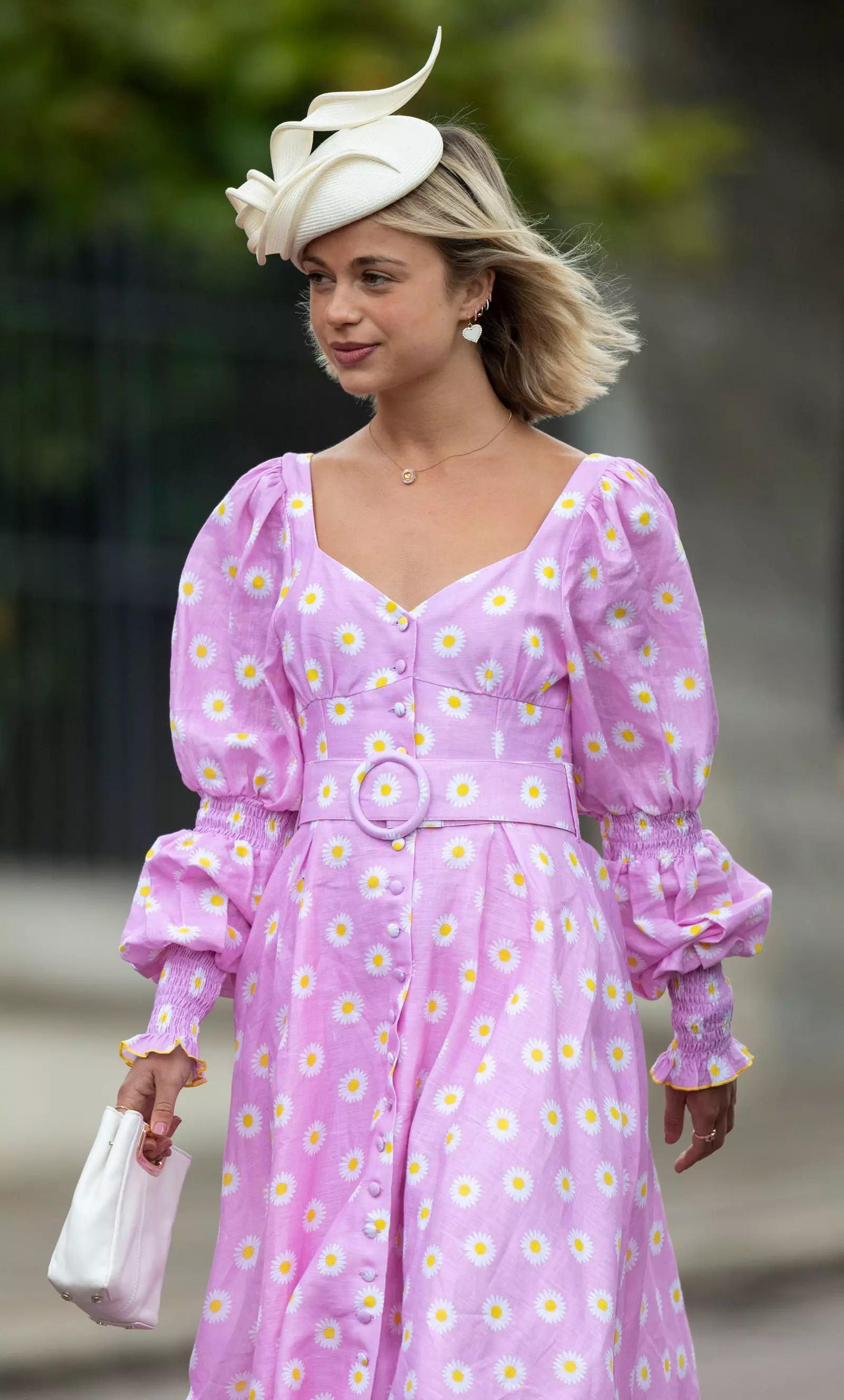 Lady Amelia Windsor သည် သူမ၏ညီမ Gabriella ၏မင်္ဂလာပွဲတွင်