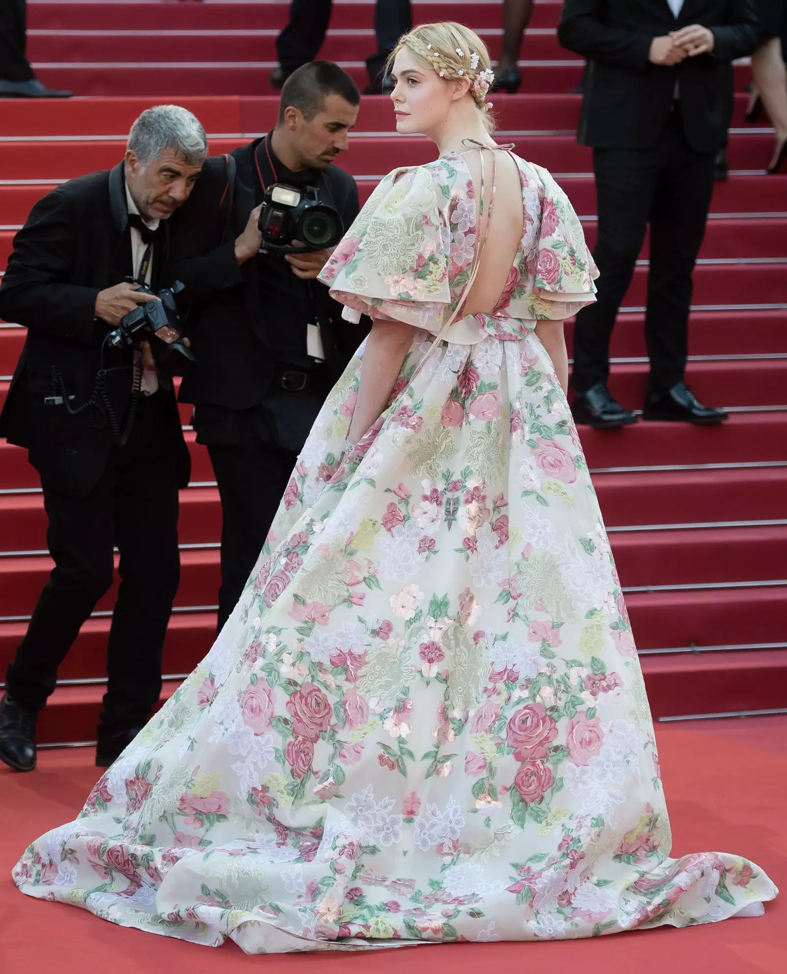 Elle Fanning Kann kinofestivalida Maison Valentino libosida kiyindi