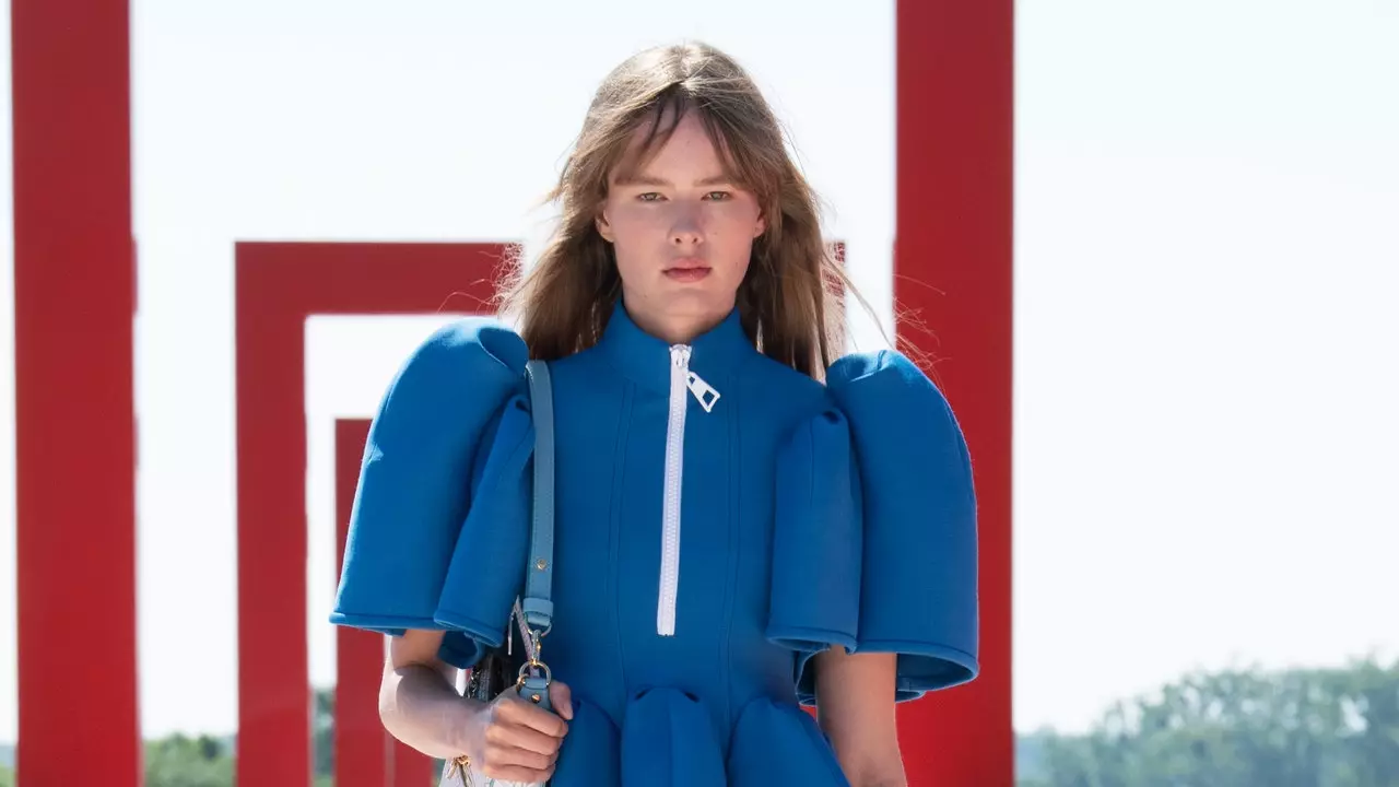 Optimismus an Avantgarde an der Louis Vuitton's Cruise 2022 Kollektioun