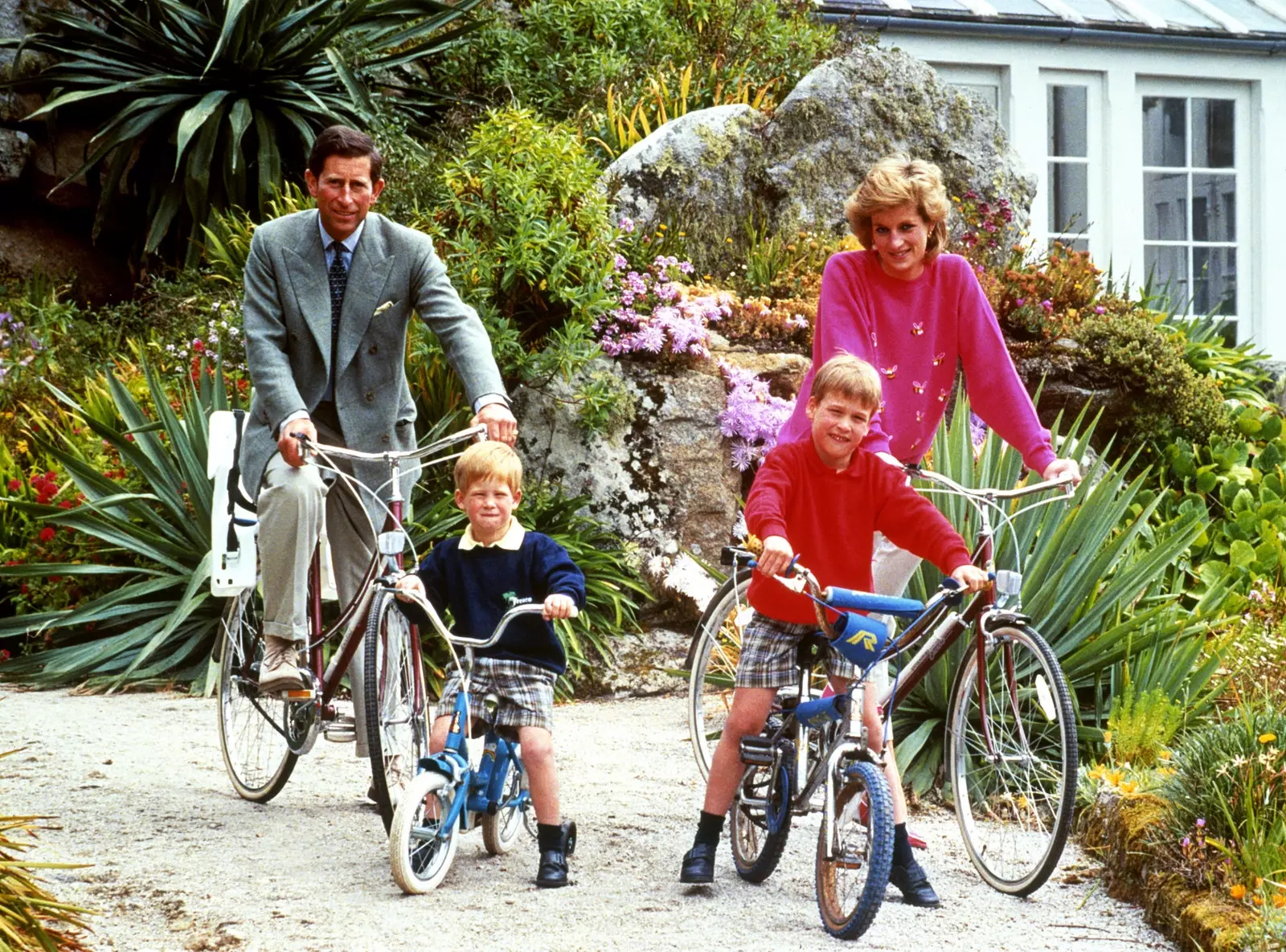 Prinsesse Diana og prins Charles af Wales tilbringer sommeren med deres sønner prins Harry og prins William i...