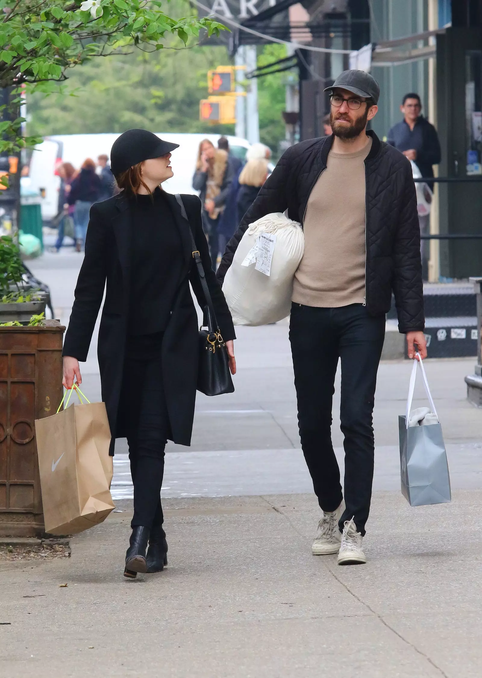 Ема и Дејв шетаат низ Њујорк во ноември 2019 година.