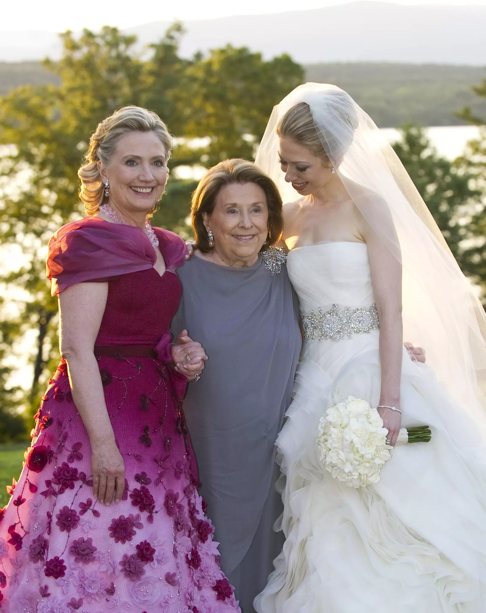 Hillary Clinton z matką i córką na ślubie Chelsea Clinton.