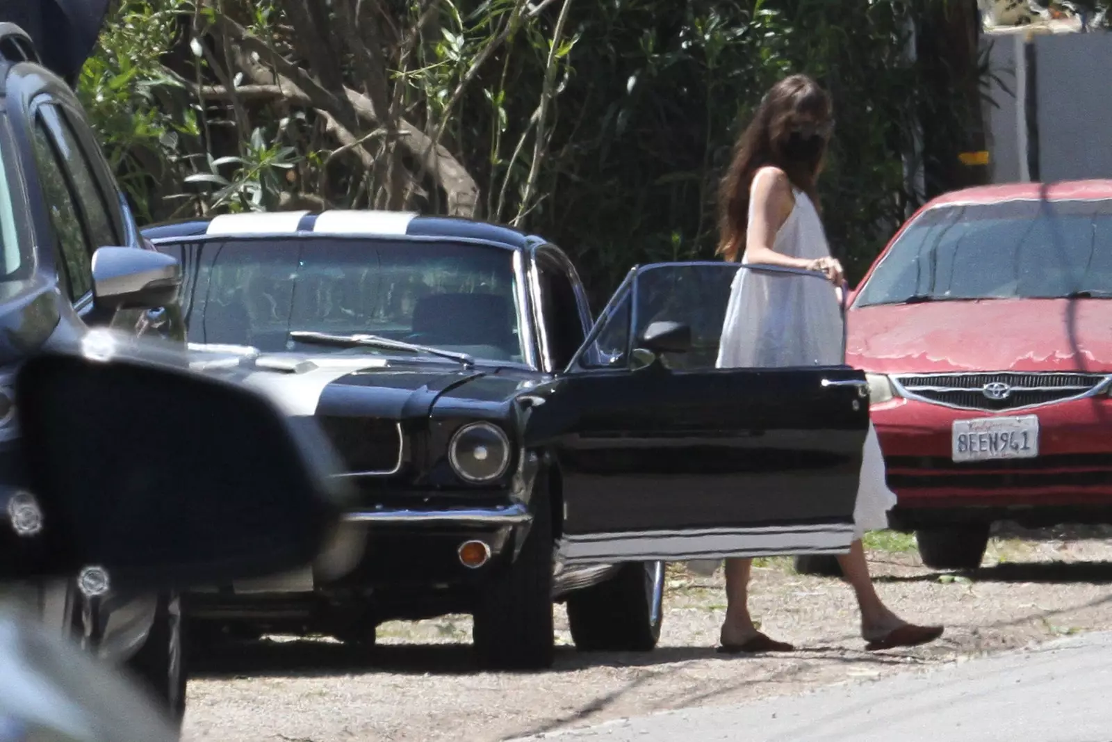 Dakota Johnson njena prekrasna bijela haljina njen prekrasan starinski Ford Mustang i nesreća na cesti