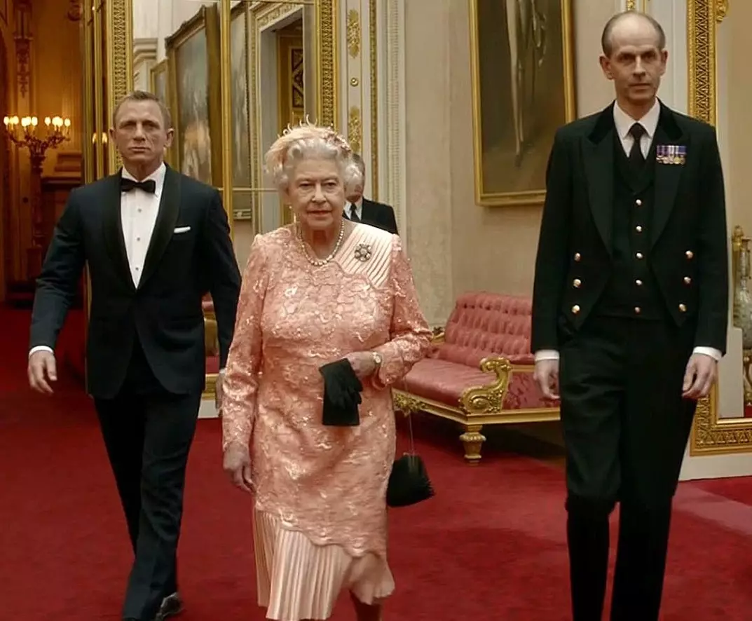 Elizabeth II a James Bond.