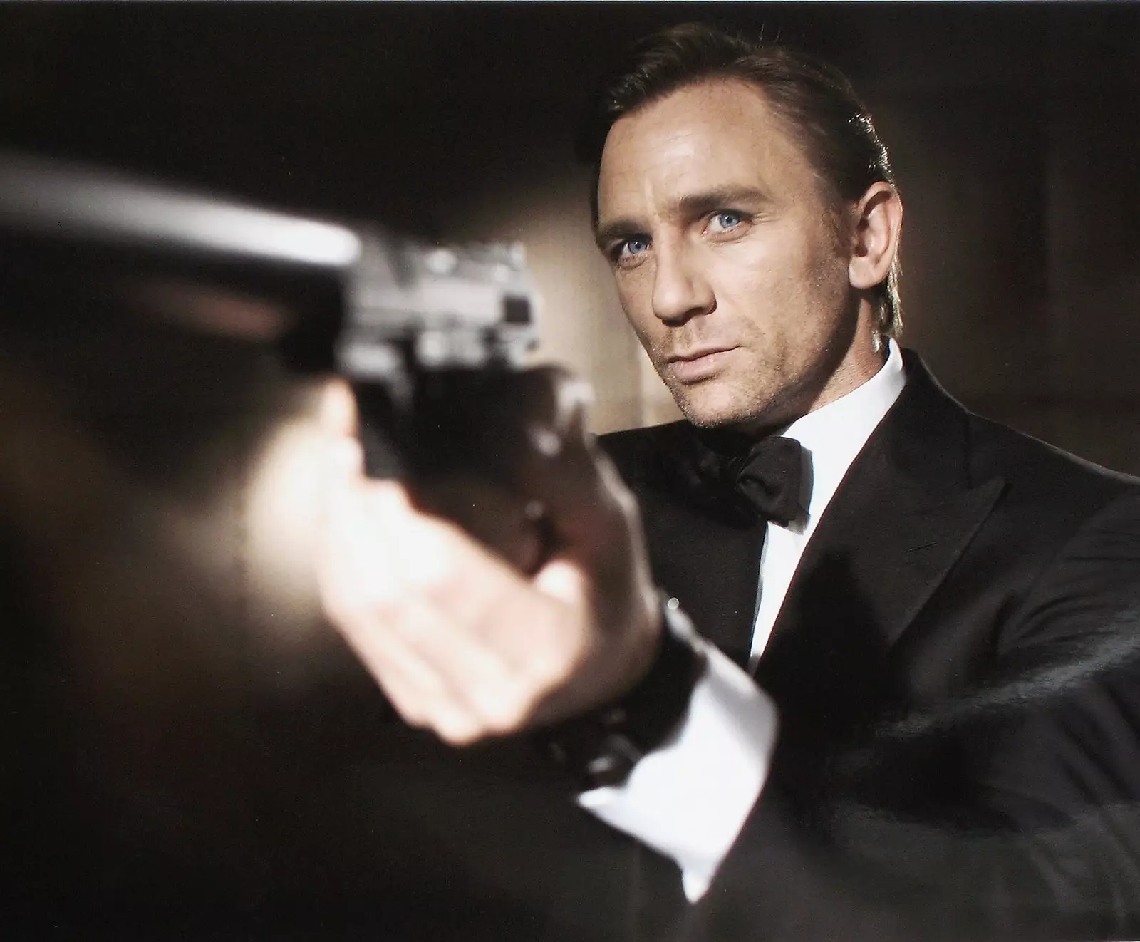 Foto konfirmas ke la vundo de Daniel Craig en 007 iras longan vojon