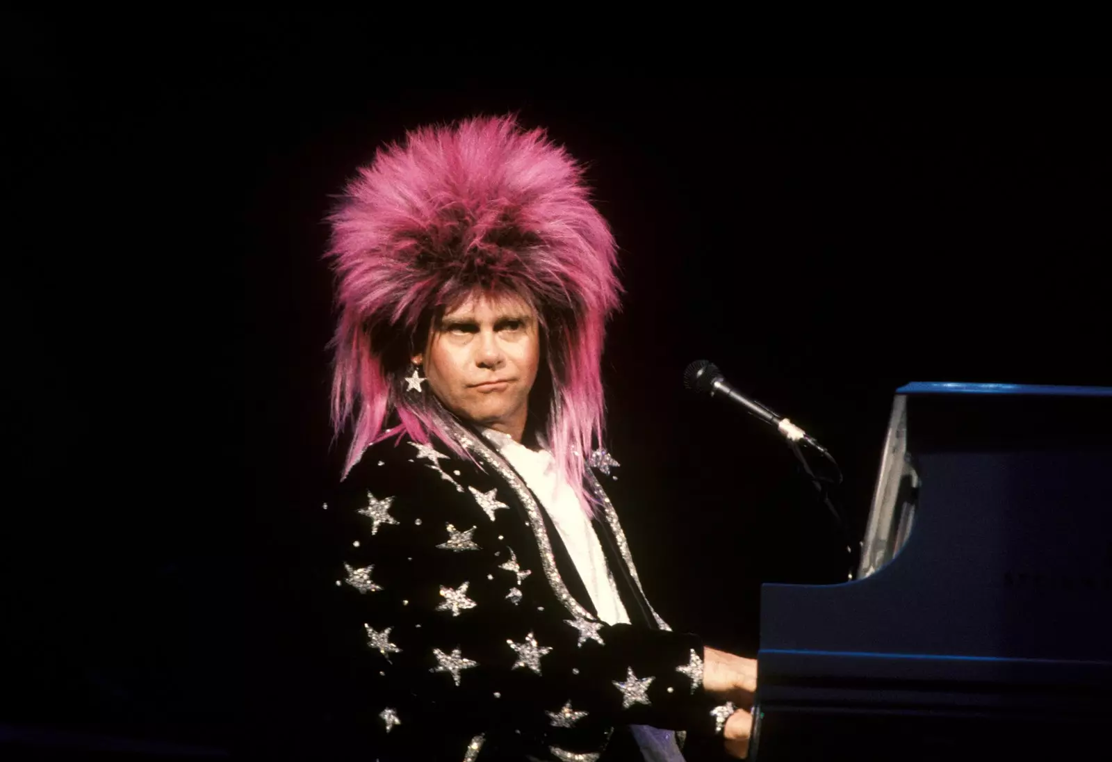Elton John នៅក្នុងការប្រគុំតន្ត្រីក្នុងឆ្នាំ 1986
